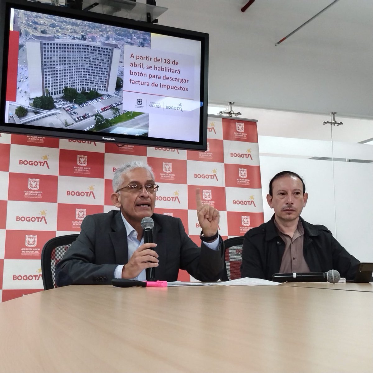 Secretario de @HaciendaBogota @JuanMRamirezC en rueda de prensa anuncia ...