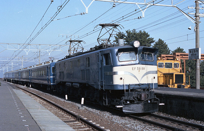 tokatihide on Twitter: "EF58 88と14系 東海道本線 根府川駅 1982年 ヒサシ付もかっこいいですね😊 https://t.co/A8CicM8rAE ...