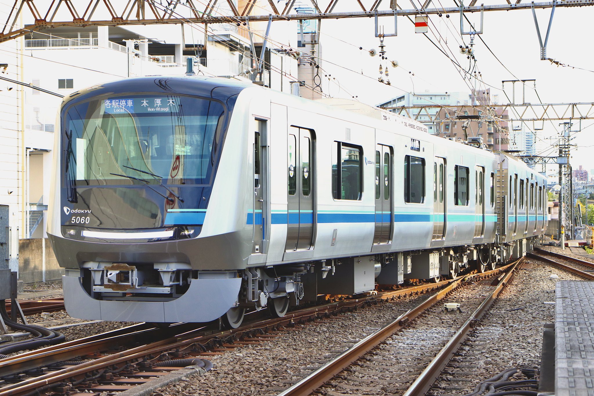 ワタシダ【Odapediaの中の人】 on Twitter: "撮影帰りに思いっきり巻き込まれてしまいました。 町田で足止めだったので、ポイントを渡るところなどを撮りつつ待つことに。 最新編成 ...