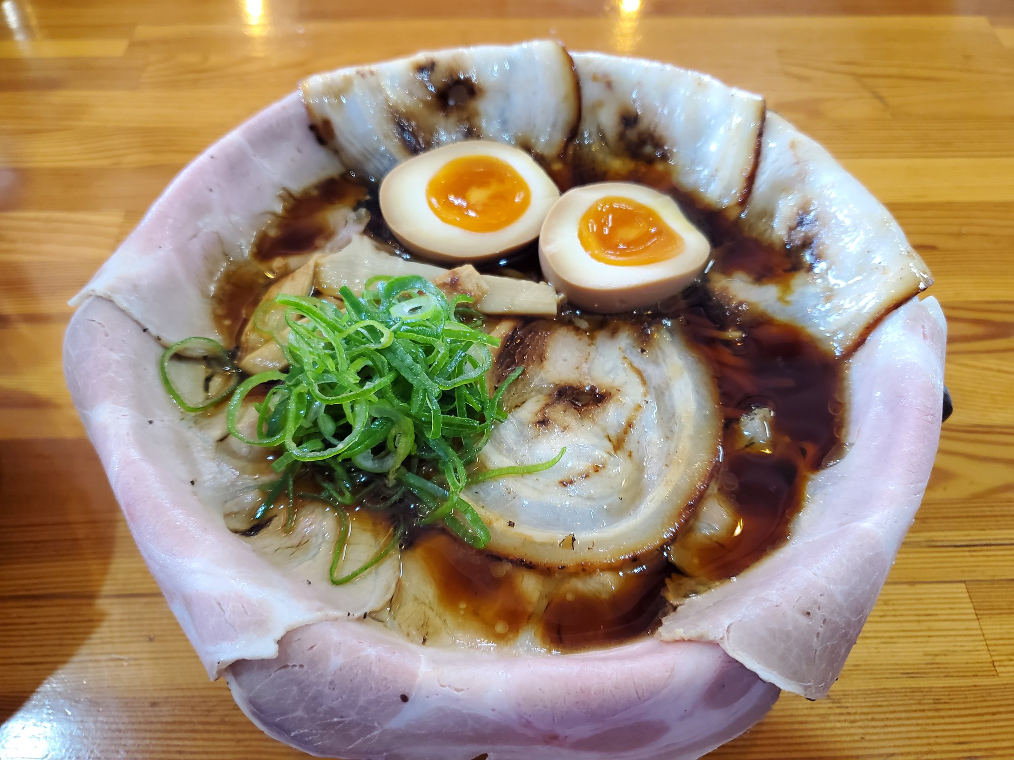 ヤボ夫 On Twitter お昼は園田の「麺屋 海から空へ」で黒醤油ブラックの空ラーメンを。富山ブラックと見紛うほどに真っ黒なスープにギョッとするが、口にすると柔らかい醤油(溜まり醤油が