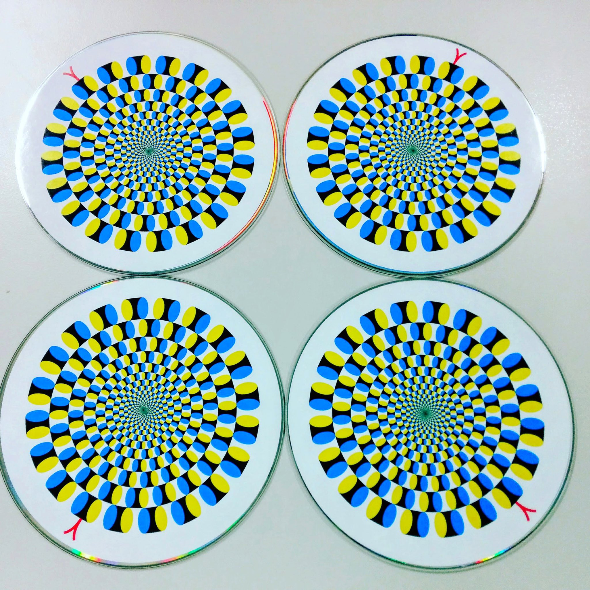 Akiyoshi Kitaoka on Twitter: "Disks appear to rotate. https://t.co/AEe06bGB1M" / Twitter