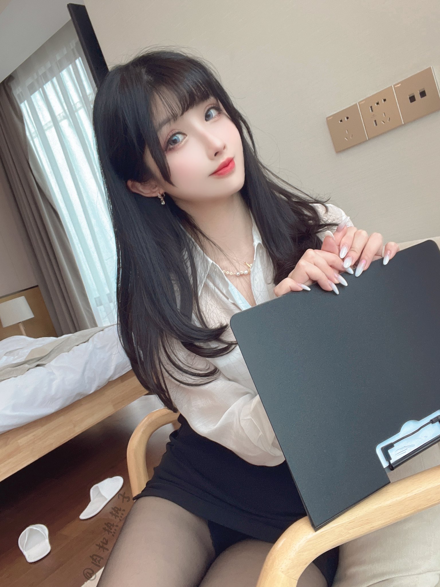 rioko凉凉子 on Twitter: "「抱歉...喝得有点多了。 这里可以借我躺一会儿吗？」 预告一下，这次的图是百合向♡ https://t.co/PCy8t7Bd43" / Twitter