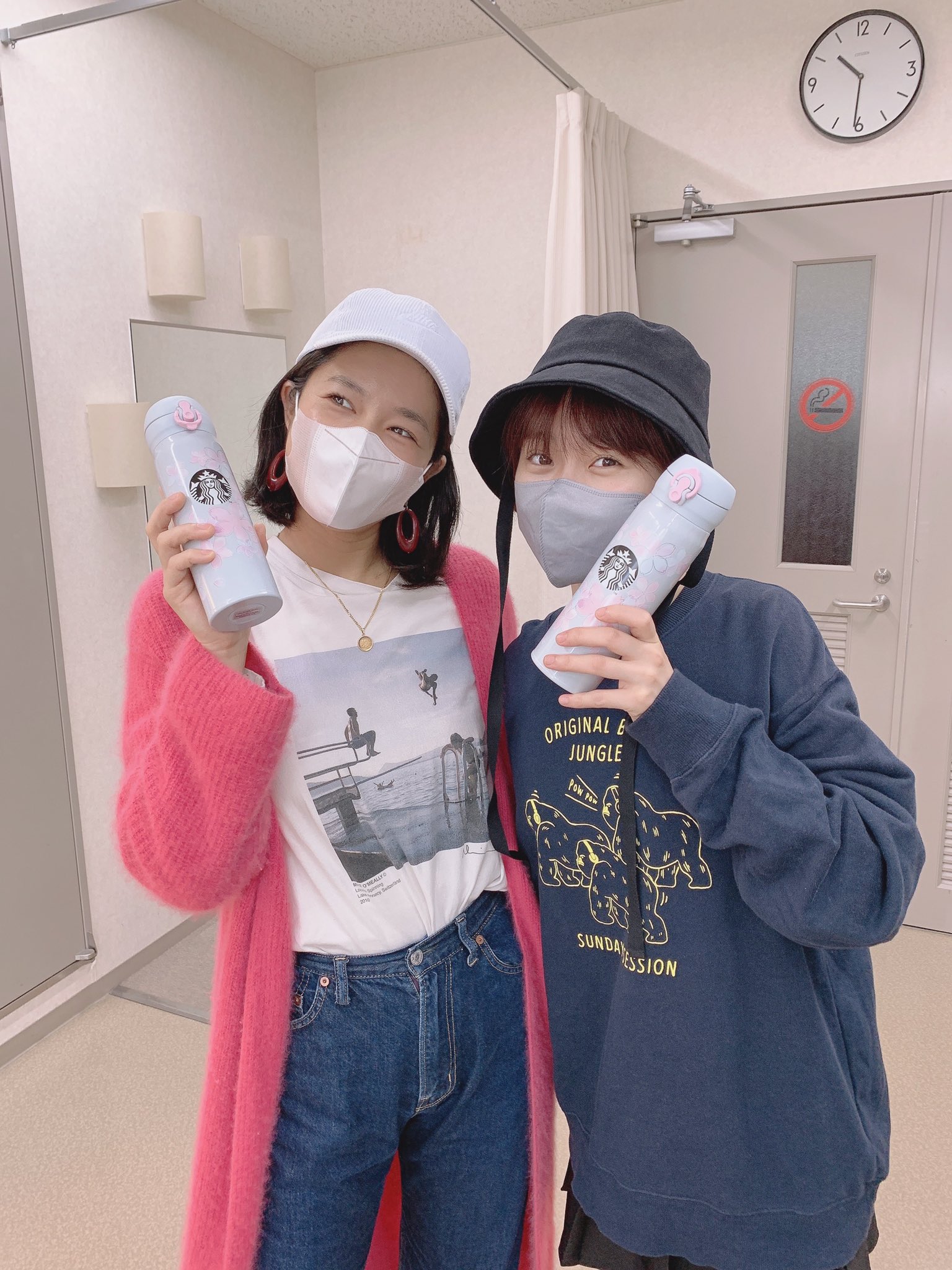 Ayaka Ishida / 石田彩夏 on Twitter: "千穐楽！！！ 誠心誠意つとめさせていただきます！！！ よろしくお願いいたします🌸🐉🌈⚔💜🌱 お揃いのタンブラーな2人と 楽屋着 ...