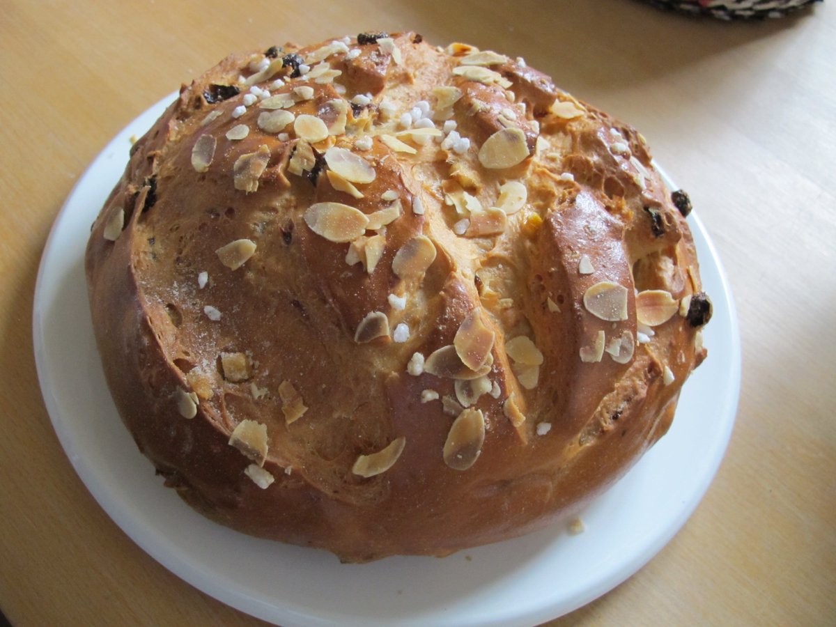 YA_UE on Twitter: "RT @nabe1975: オスターブロート（Osterbrot） ドイツのイースターパン。甘く、またスパイスが利いたパンもある。イースターに関係の深い ...