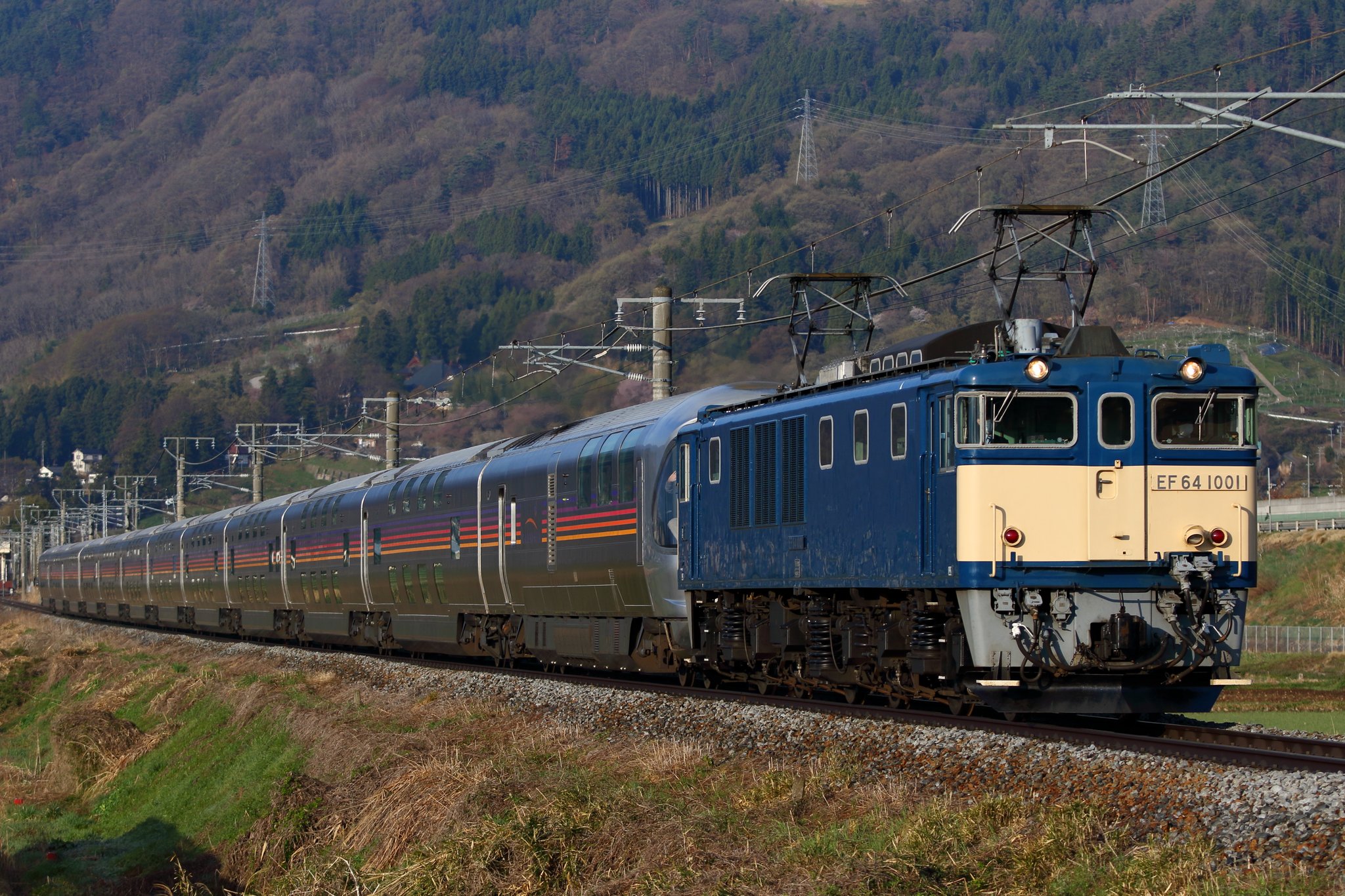 ながぬま on Twitter: "2021/4/17 9011レ 信州カシオペア紀行 EF64 1001[群]+E26系 12B お疲れ様です https://t.co/y6hj3ipJBd ...