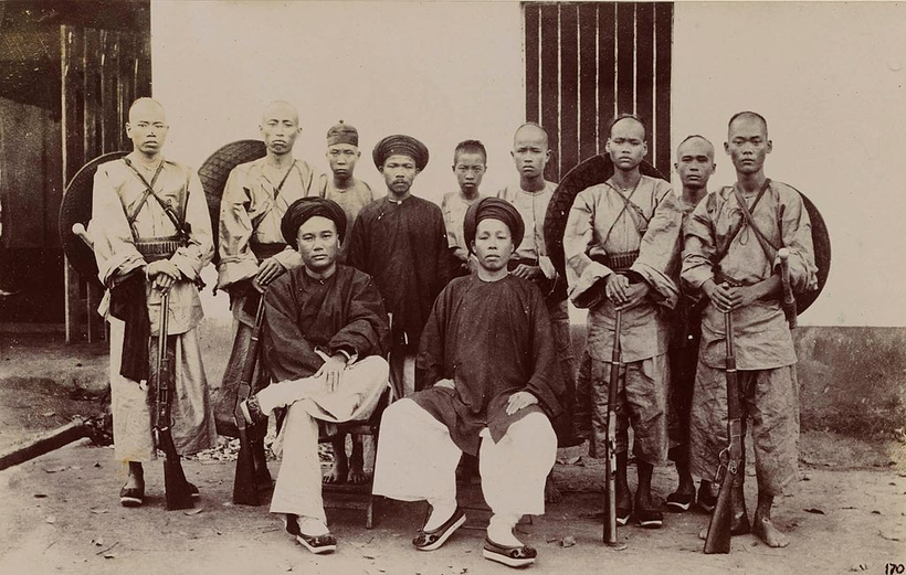 White Tai Prince Deo Van Tri 刁文持 (Left seated), the ruler of Sip Song ...