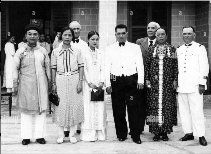 White Tai Prince Deo Van Tri 刁文持 (Left seated), the ruler of Sip Song ...