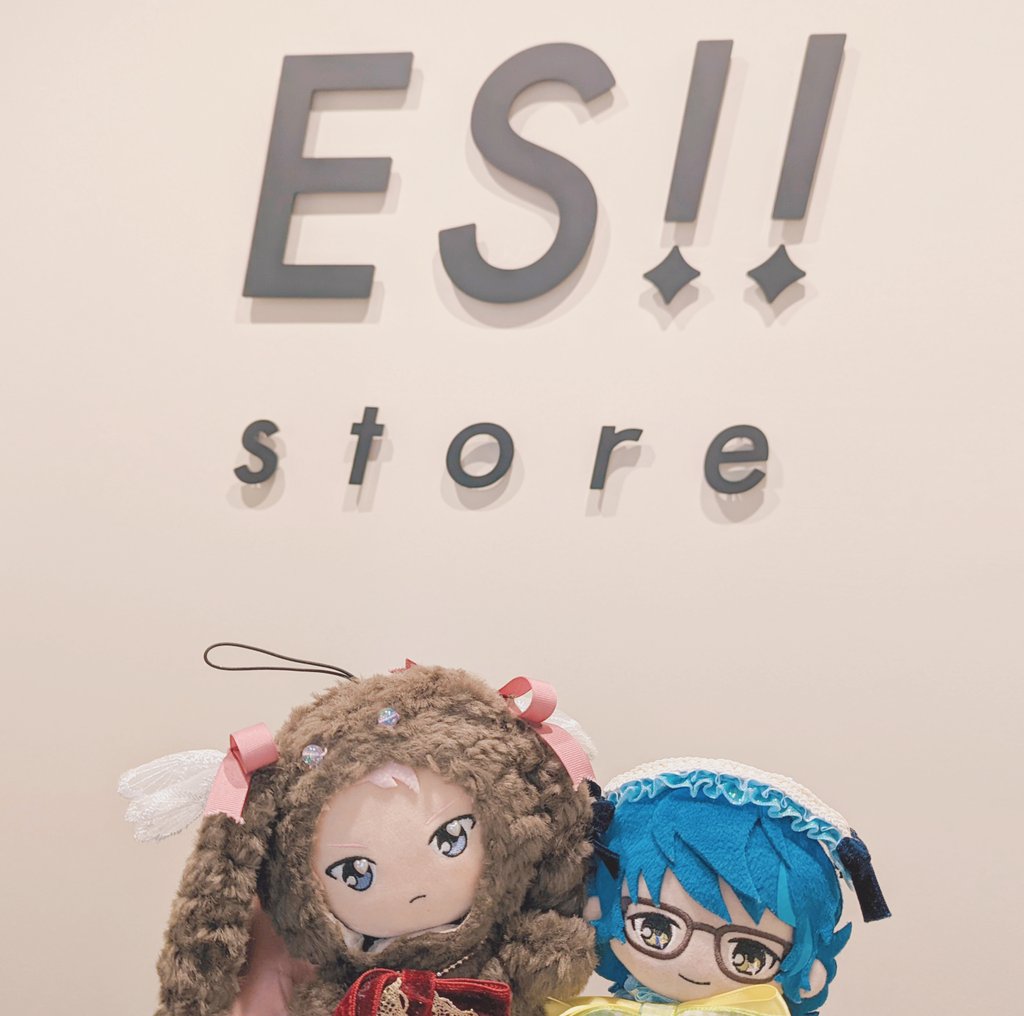 かじつ🫧 on Twitter: "あんさんぶるスターズストアこと、ES!!store早速行ってきたよ〜🎶 入場制限もいい感じでゆっくり買い物できるしごちゃごちゃしてなくて整然とグッズ並んでる ...