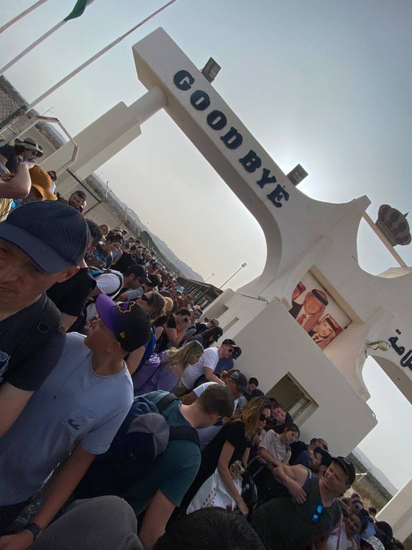 ynet עדכוני on Twitter: "בשל כמות נוסעים חריגה: מאות ישראלים תקועים במעבר הגבול לירדן ...