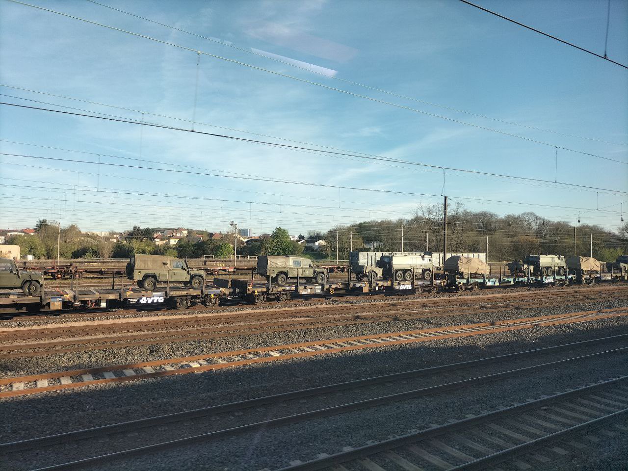 Intel Air & Sea on Twitter: "British Army Land Rovers & Pinzgauer passing through Thionville in ...