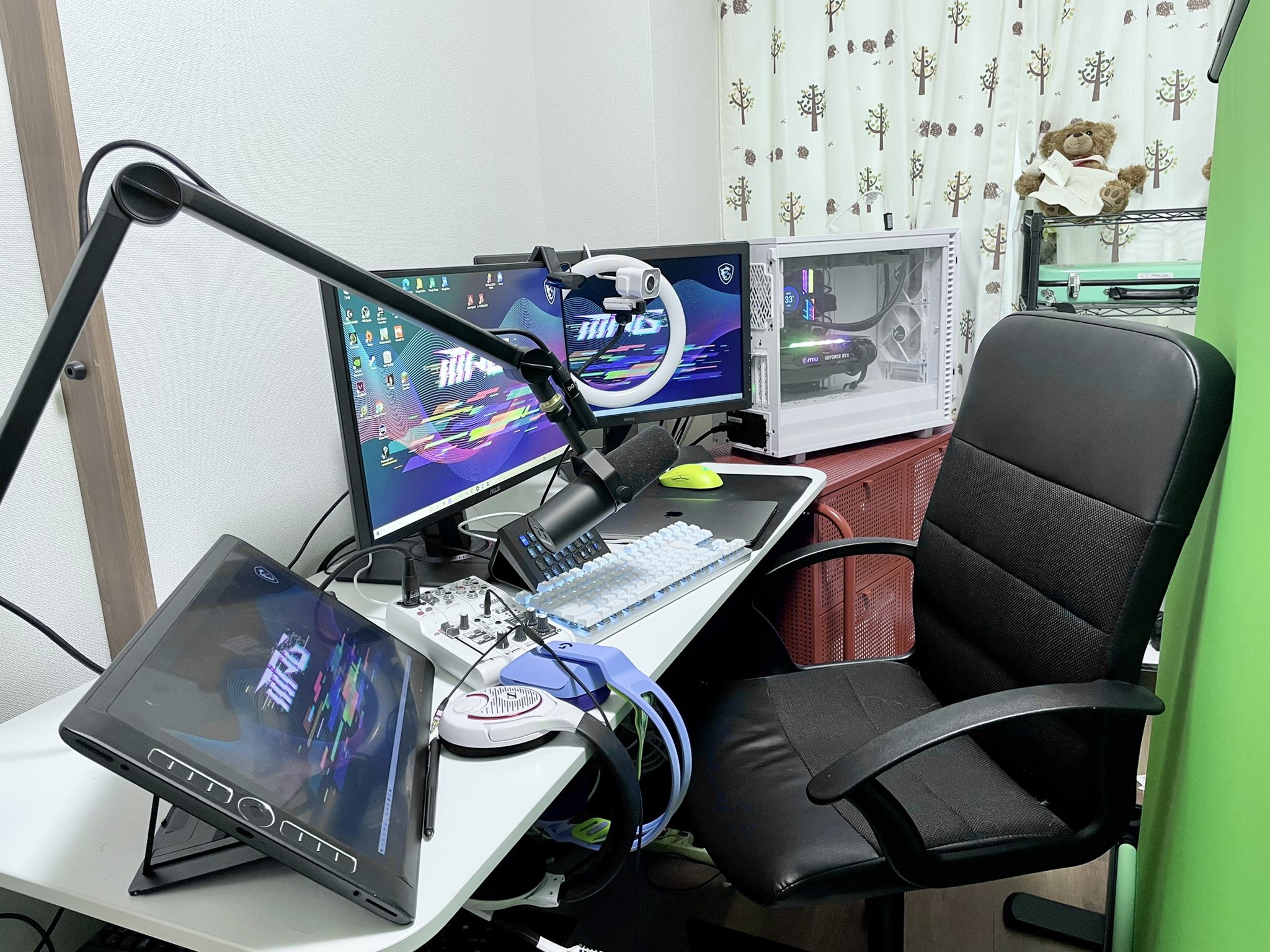 myjp on Twitter: "机広くしてお絵描き配信できるようにしておいた！ https://t.co/Y51Uv8Hr1Z" / Twitter