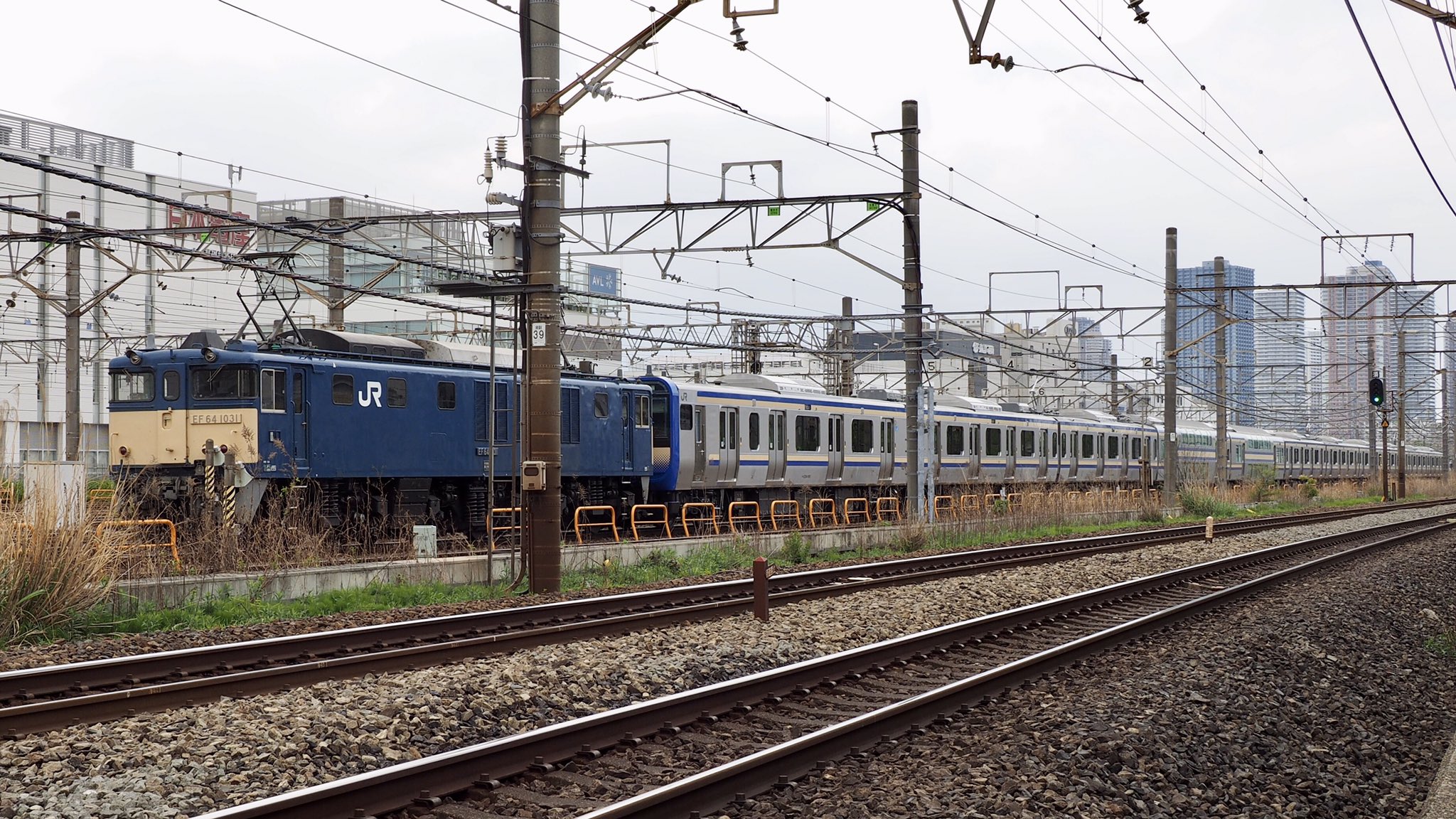 OJゲージ鉄道模型管理局 上野機関区 on Twitter: "2022年4月19日 配9644レ-9645レ EF64 1031 横須賀線 E235系 新津配給 新鶴見信号所 #EF64 # ...