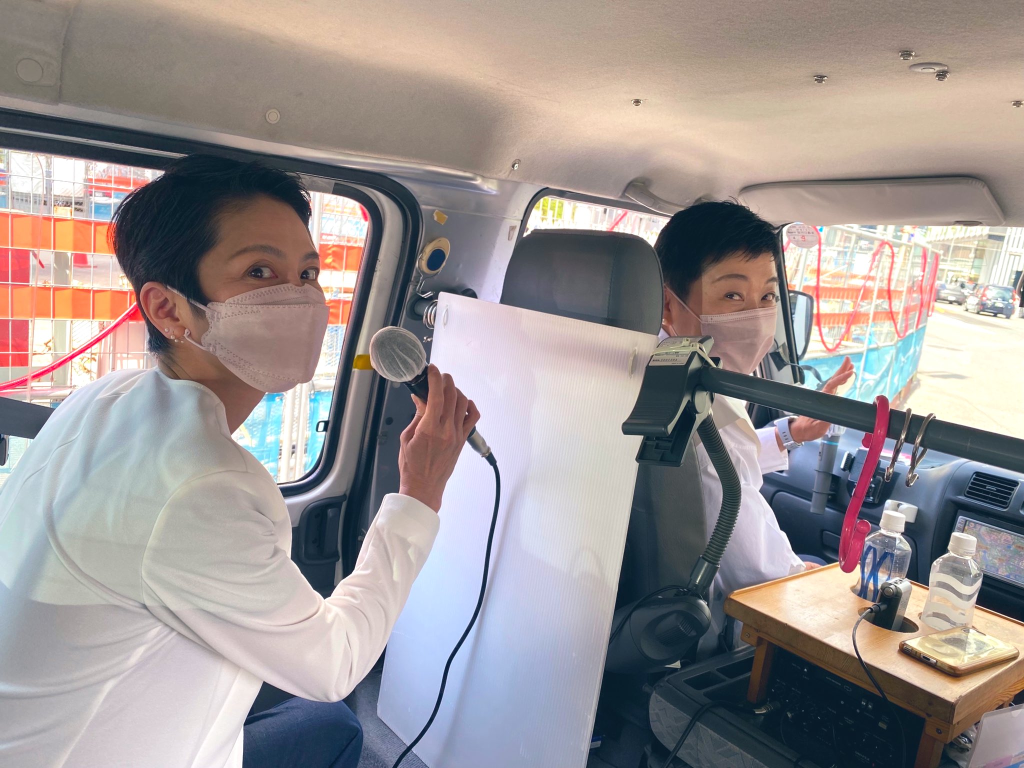 蓮舫💙💛RENHO🇯🇵 on Twitter: "街頭演説を終え、今は街宣車🎤！ https://t.co/RrURoaIKQw" / Twitter