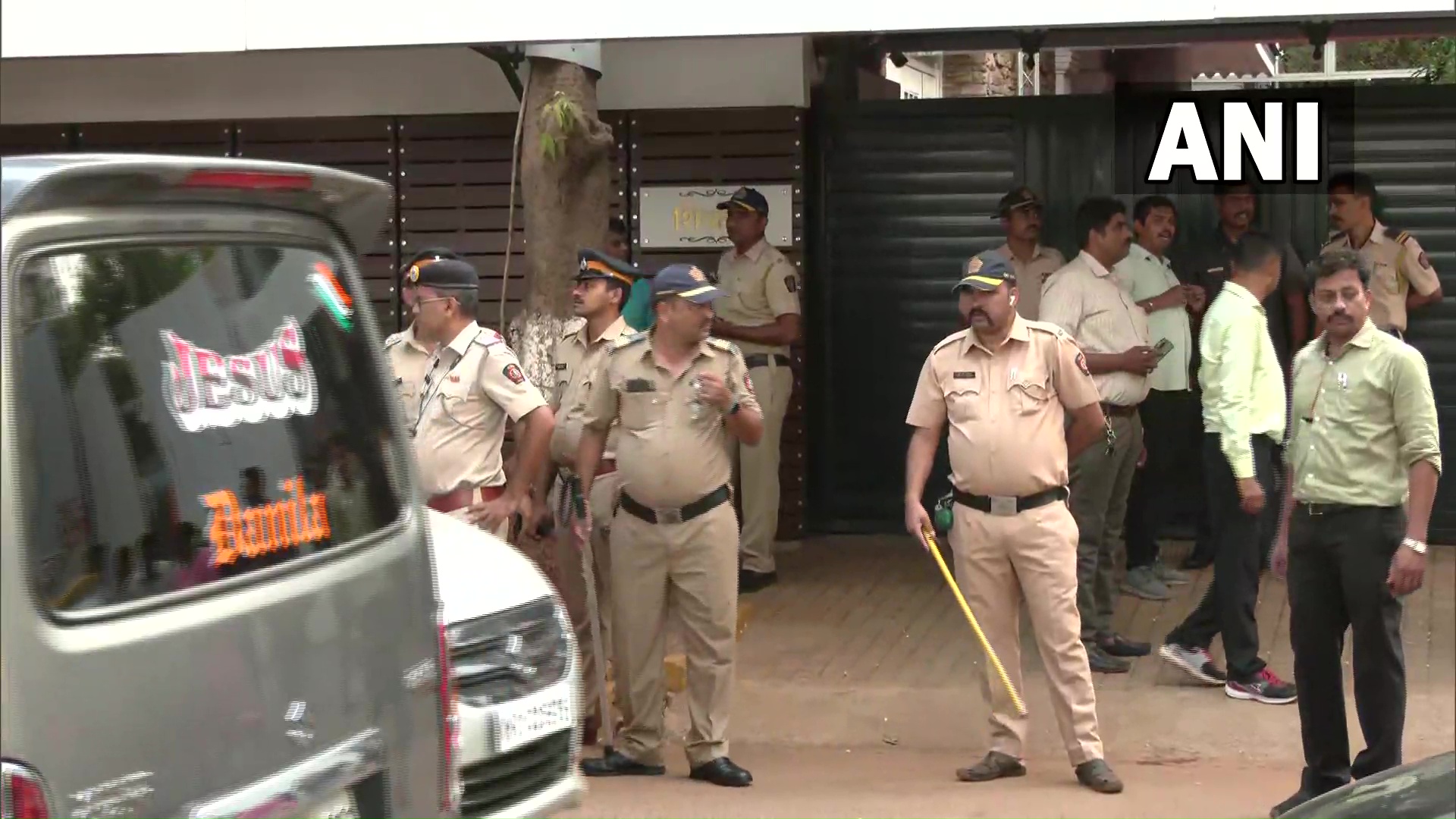 ANI on Twitter: "Loudspeaker row | Security heightened outside Maharashtra Navnirman Sena chief ...