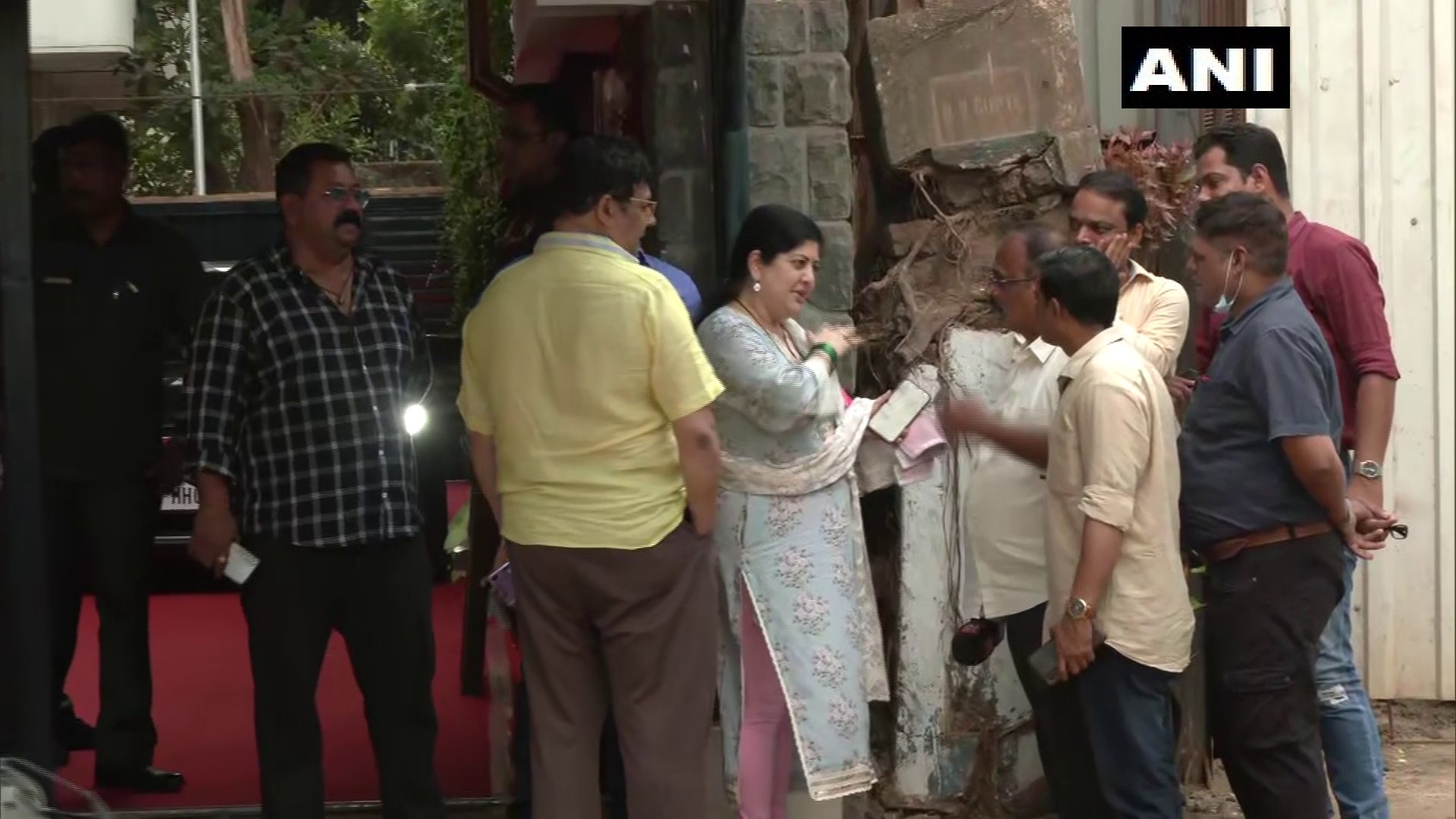ANI on Twitter: "Sharmila Thackeray, wife of MNS chief Raj Thackeray leaves from their residence ...