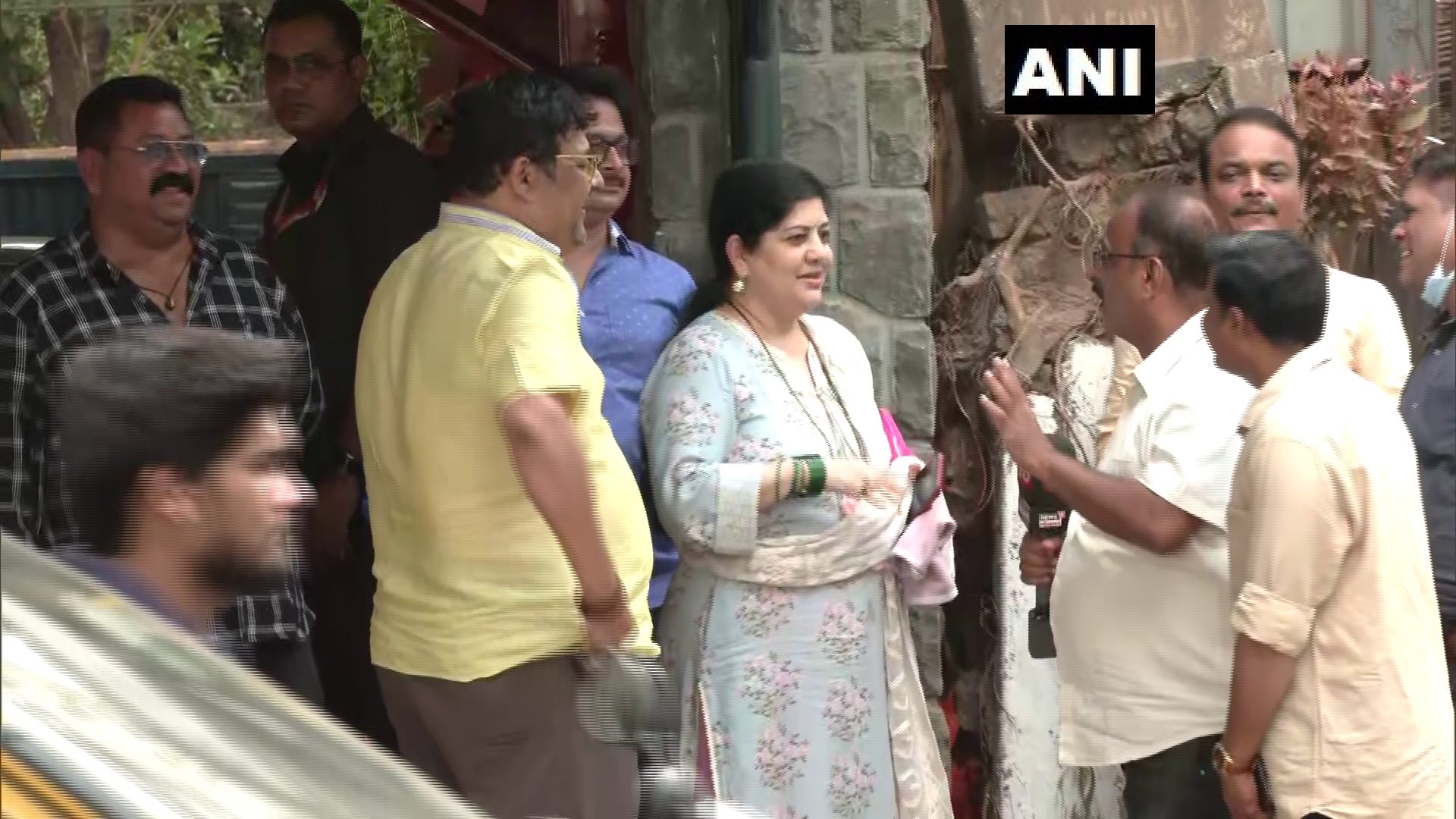 ANI on Twitter: "Sharmila Thackeray, wife of MNS chief Raj Thackeray leaves from their residence ...