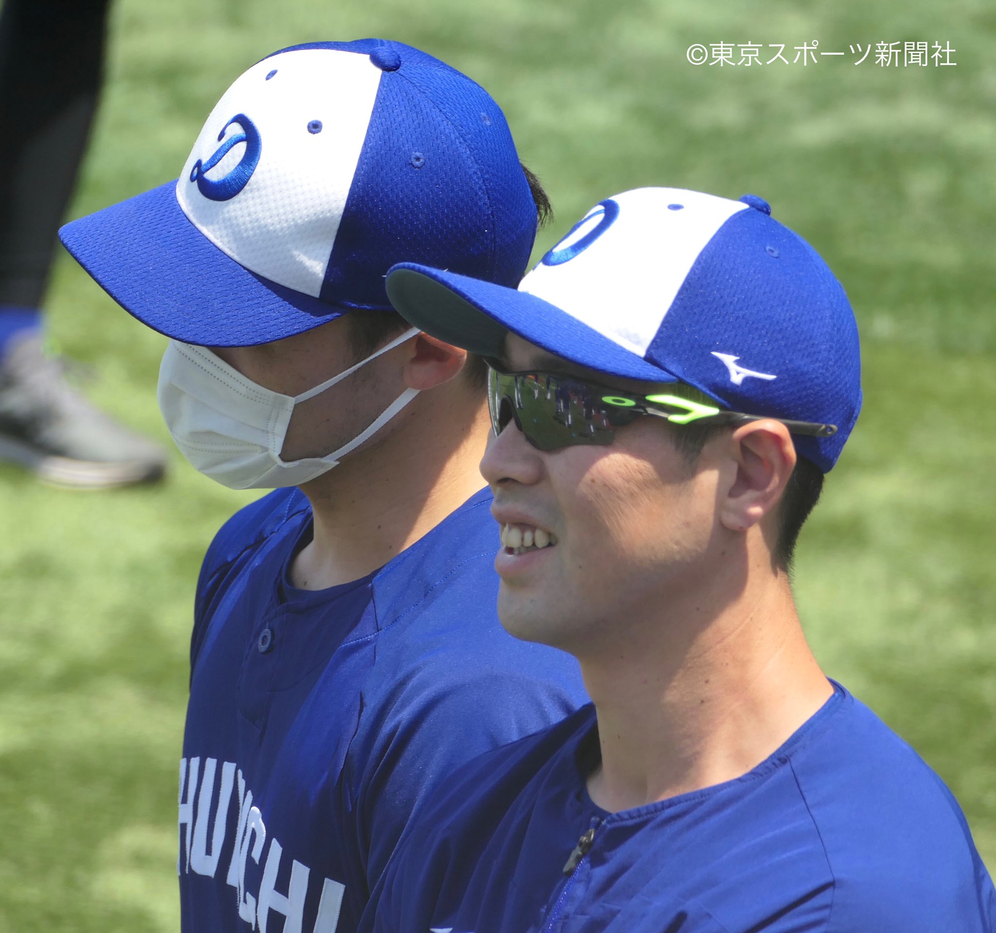 東スポ 中日ドラゴンズ取材班 on Twitter: "試合前の練習風景 2022.05.04 談笑する #阿部寿樹 選手と #福谷浩司 投手 #dragons #中日ドラゴンズ #DeNA戦 ...