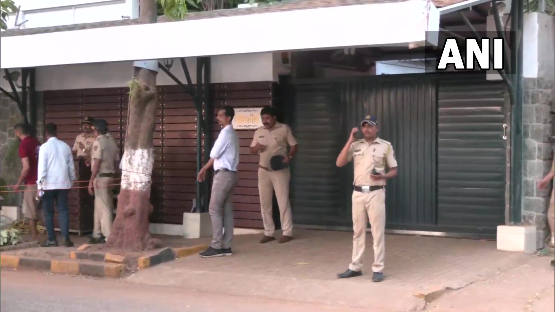 ANI on Twitter: "Maharashtra | Security heightened outside the residence of MNS chief Raj ...