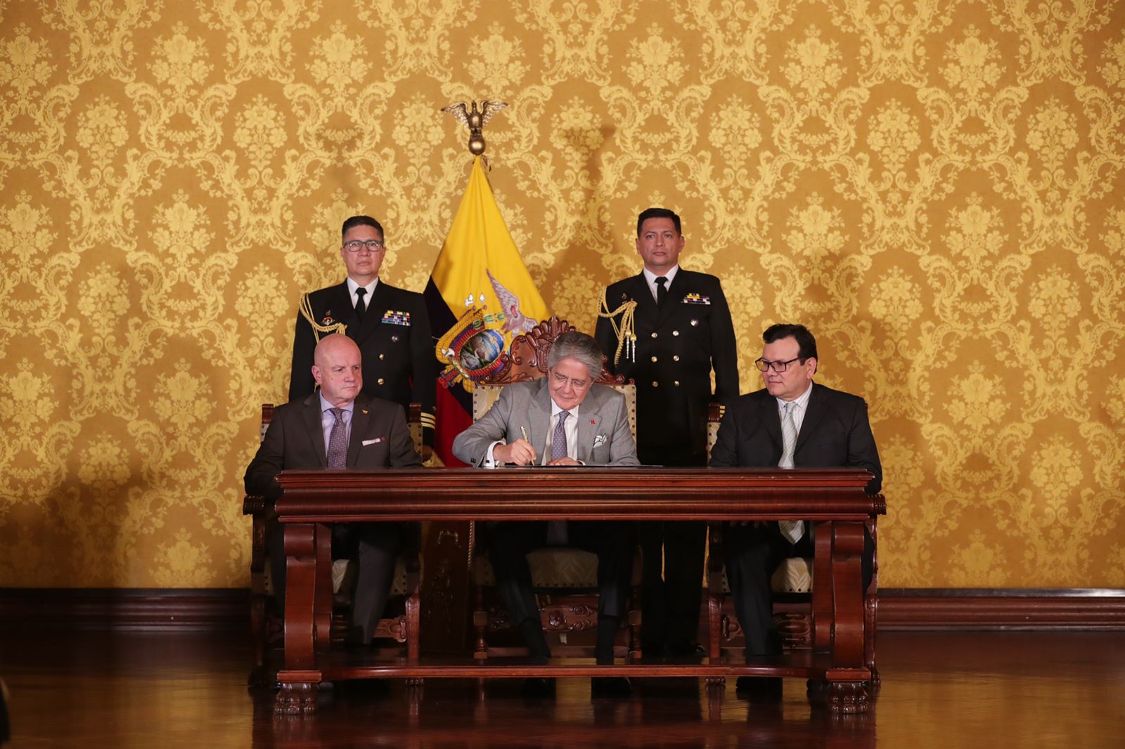 Presidencia ECU on Twitter: "El presidente @LassoGuillermo, mediante la firma del Decreto ...