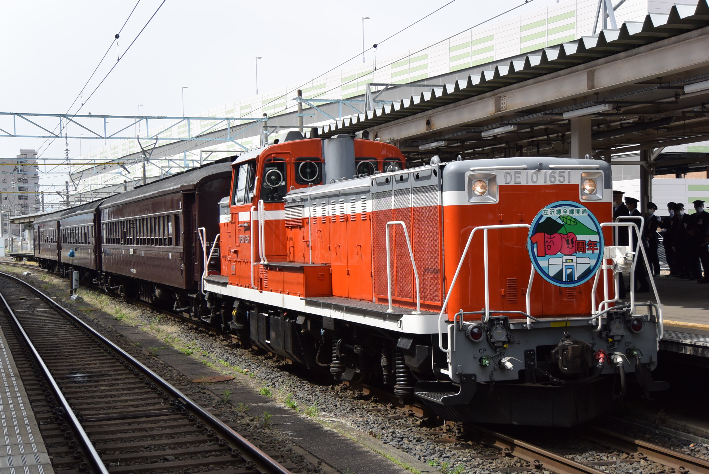 写真垢 on Twitter: "DE10 1651+スハフ32 2357+オハ47 2246+オハニ36 11 団臨左沢線全線開通100周年号@山形 https://t.co ...