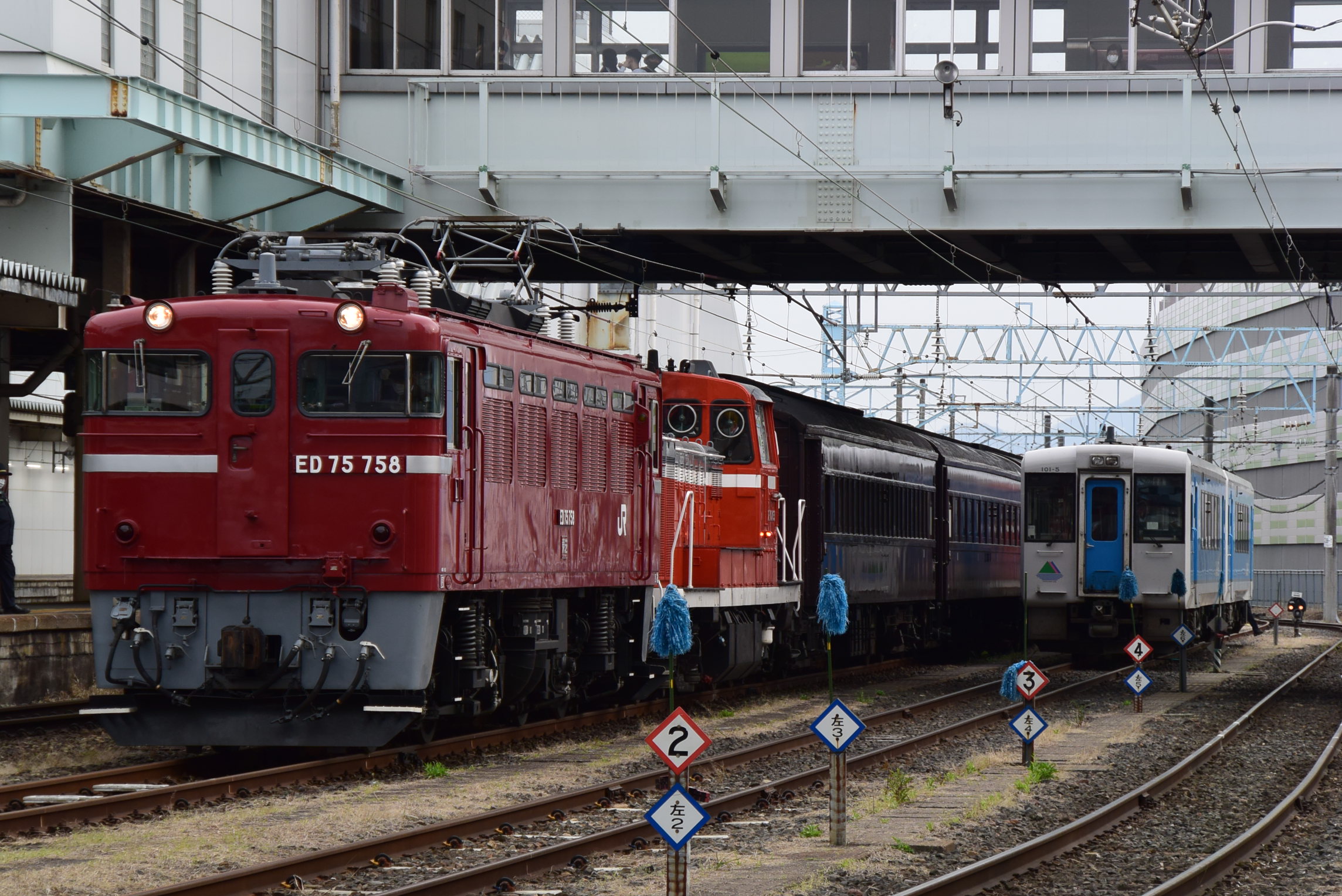 写真垢 on Twitter: "ED75 758+DE10 1651+スハフ32 2357+オハ47 2246+オハニ36 11+DE10 1649 返却回送@山形 仙山線経由で仙台へ返却さ ...