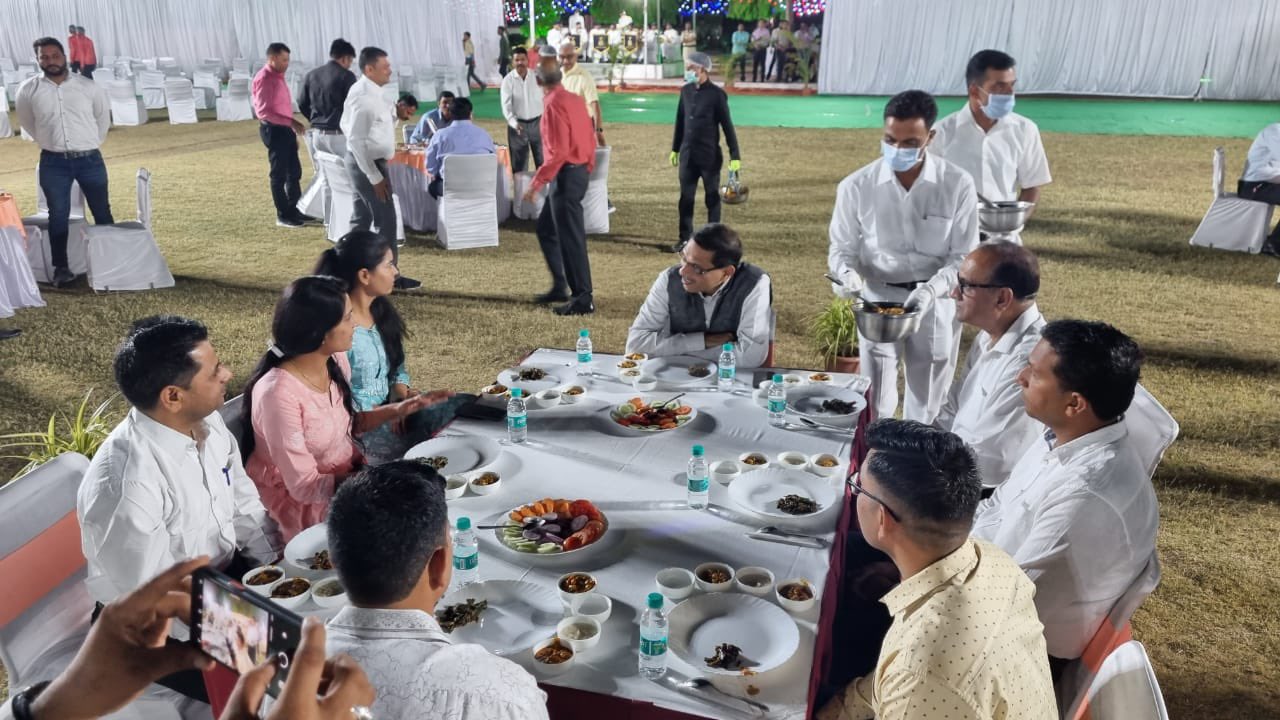 DGP MP on Twitter: "आज इंदौर भ्रमण के दौरान इंदौर स्थित पुलिस इकाइयों के जवानों के साथ रात्रि ...