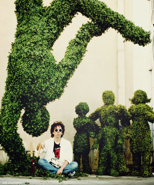 Tim Burton on location during EDWARD SCISSORHANDS.. Joseph Gordon ...
