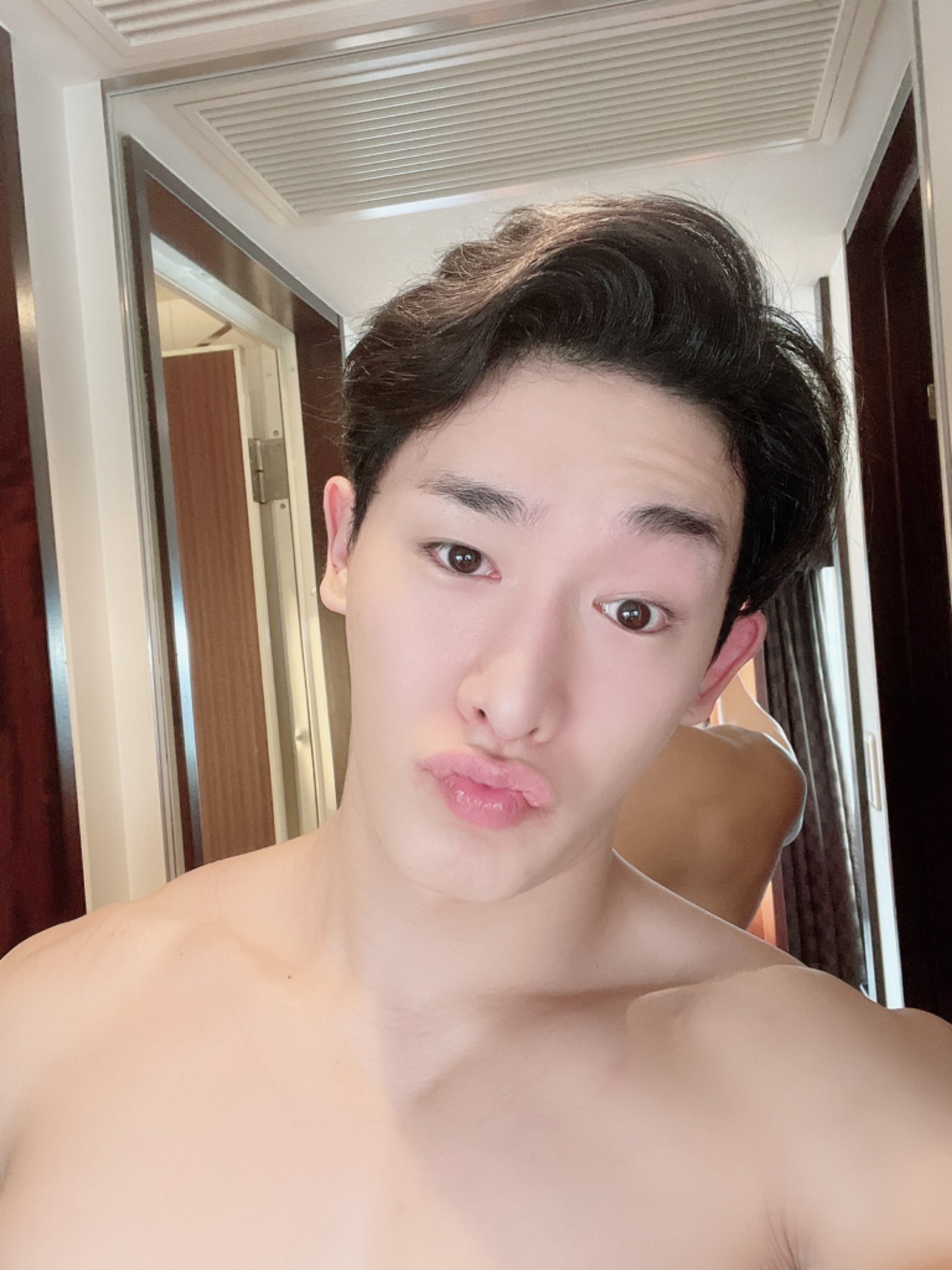 WONHO Official on Twitter: "위니들 뭐하나~! #원호 #WONHO https://t.co/qQsE52qDcW" / Twitter