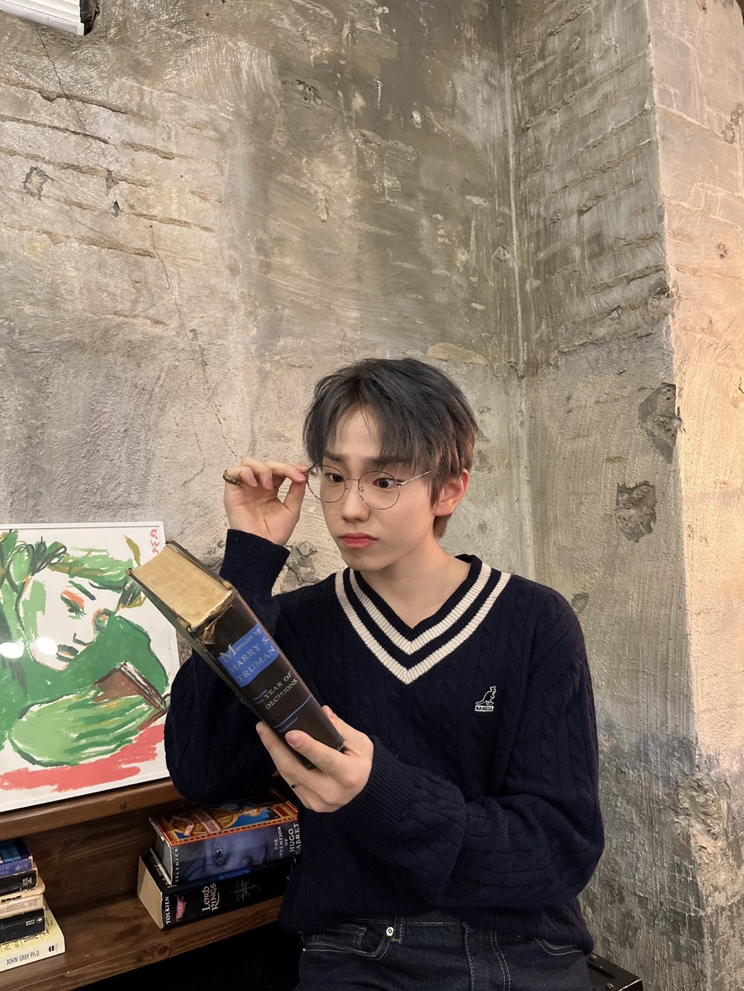 E'LAST(엘라스트) on Twitter: "라면 받침대로 딱이군…🍜📚 #ELAST #엘라스트 #WONJUN #원준 https://t.co/7zHnh8fuHI" / Twitter