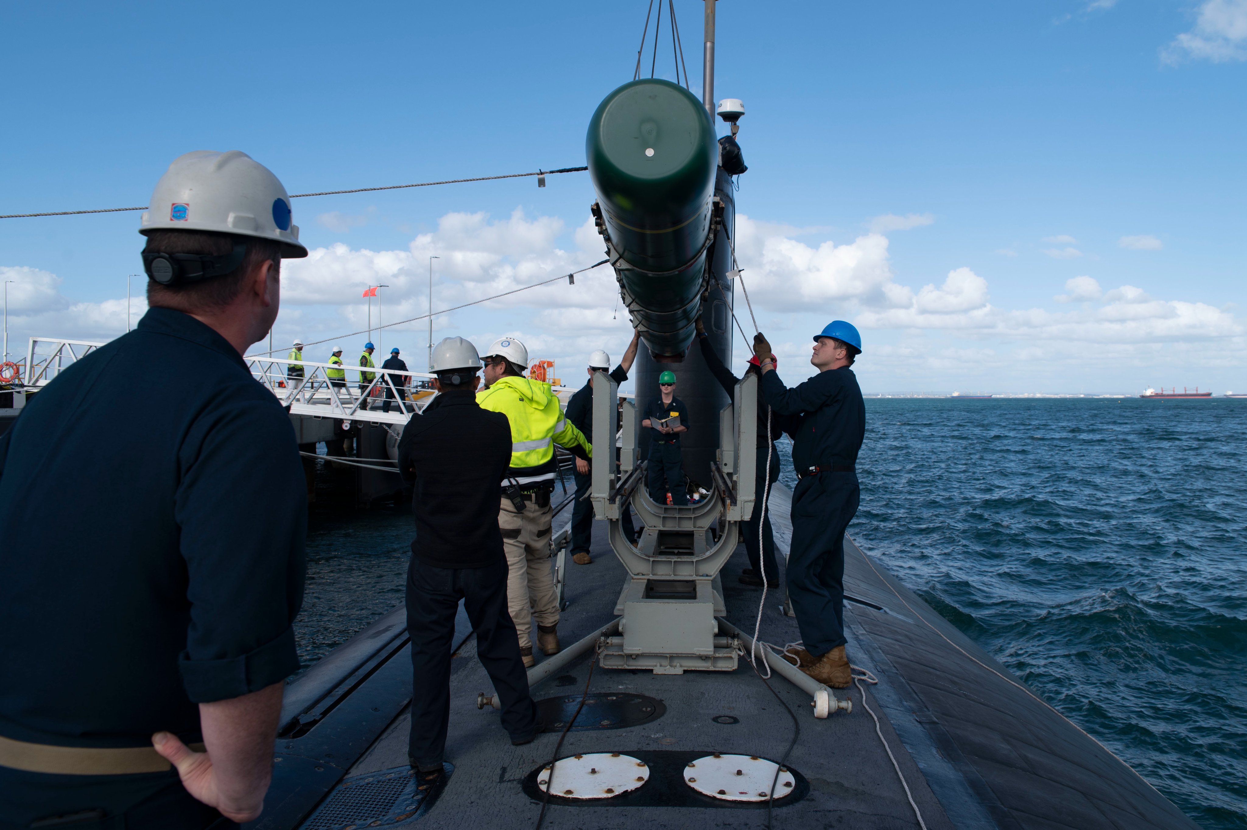 Ryan Chan 陳家翹 on Twitter: "US Navy sailors load a MK 67 submarine ...