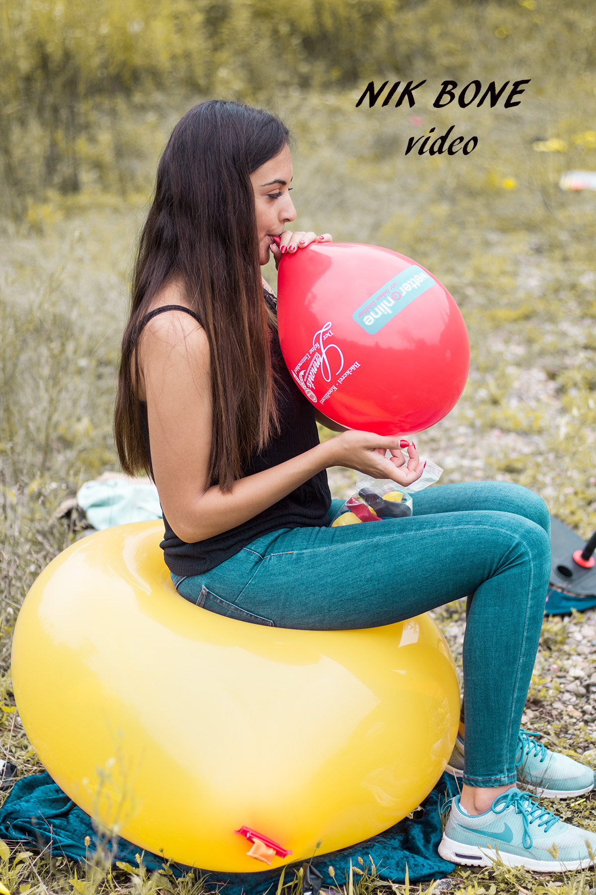 Nik Bone on Twitter: "Daphne poppinmg giant balloons. Nik Bone Video DM101-DM150: https://t.co ...