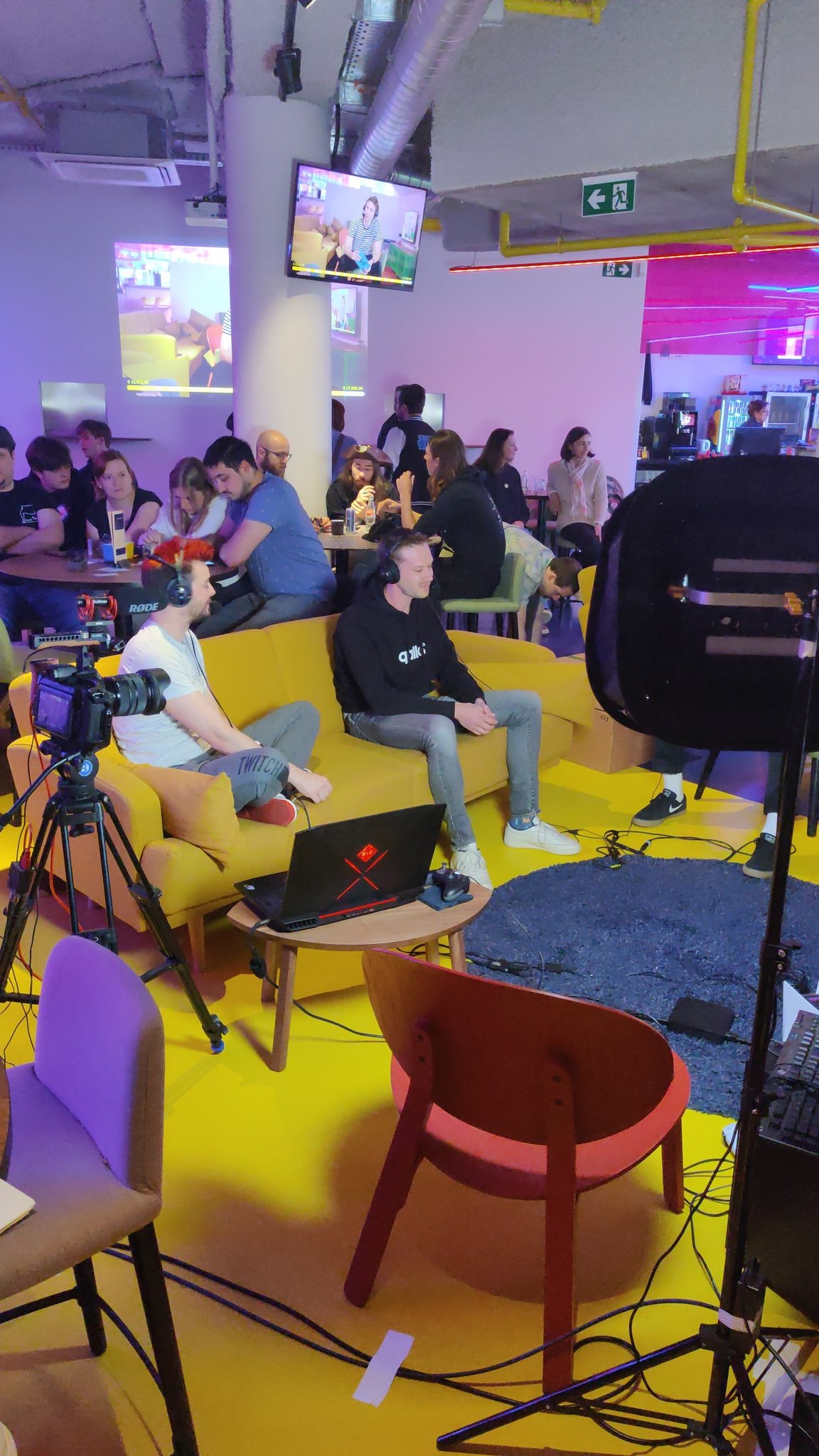 4Gamers on Twitter: "Niels van @qallolifestyle over de vloer. Hoeveel centjes brengt hij mee ...