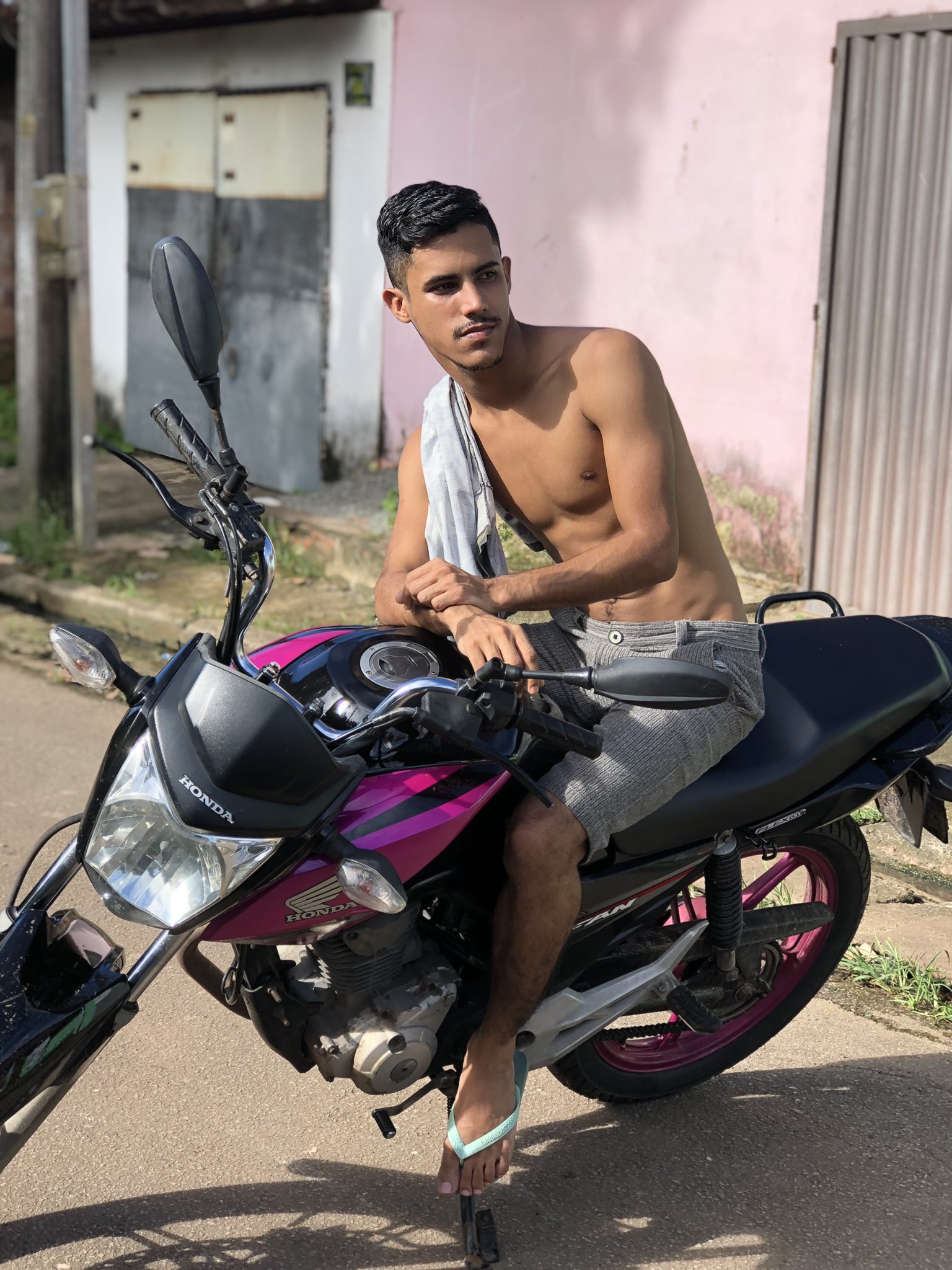 Esmael Lima on Twitter: "Motomami 🏍 https://t.co/LSBXlamSVR" / Twitter