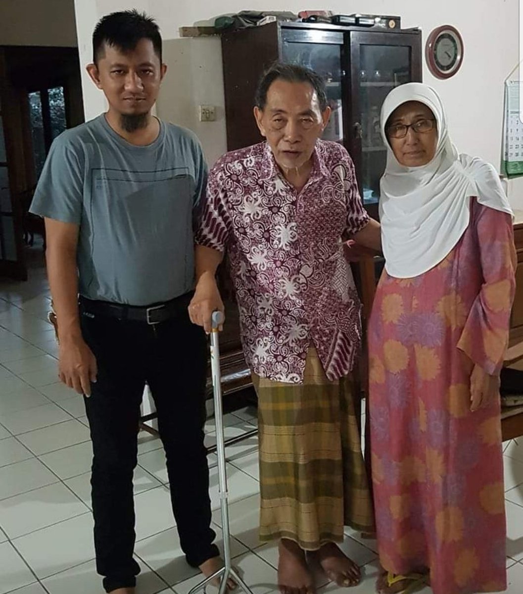 Iedul Fitri tahun ini kembali tidak mudik k Jogja. Sehingga hanya bs sungkem ke orang tua via vc ...