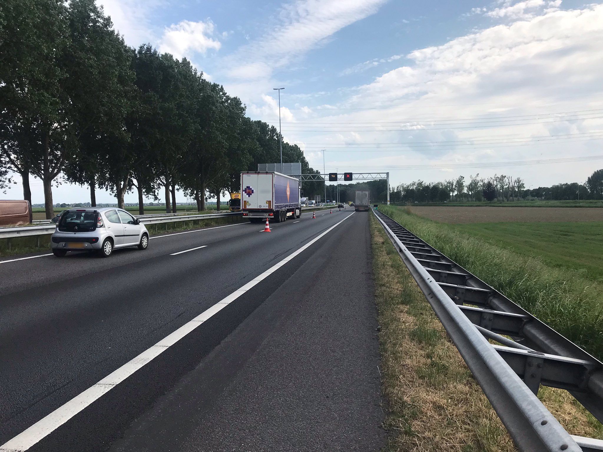 Rijkswaterstaat Verkeersinformatie on Twitter: "🚚 | Vrachtwagen met pech op de #A27 tussen Hank ...