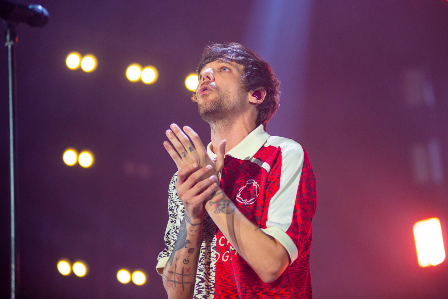 HL Daily On Tour on Twitter: "Louis Tomlinson, live from Movistar Arena. #LTWTSantiago #Night1 ...