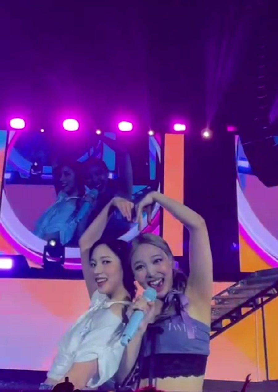 줃 on Twitter: "minayeon forming hearts on candy 🥺 https://t.co/3Of5qQKjYt" / Twitter