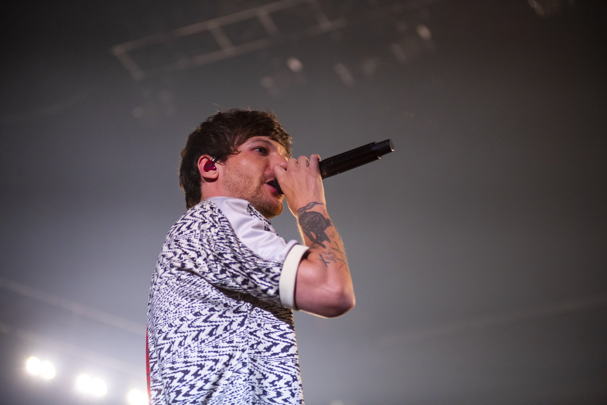HL Daily On Tour on Twitter: "Louis Tomlinson, live from Movistar Arena. #LTWTSantiago #Night1 ...