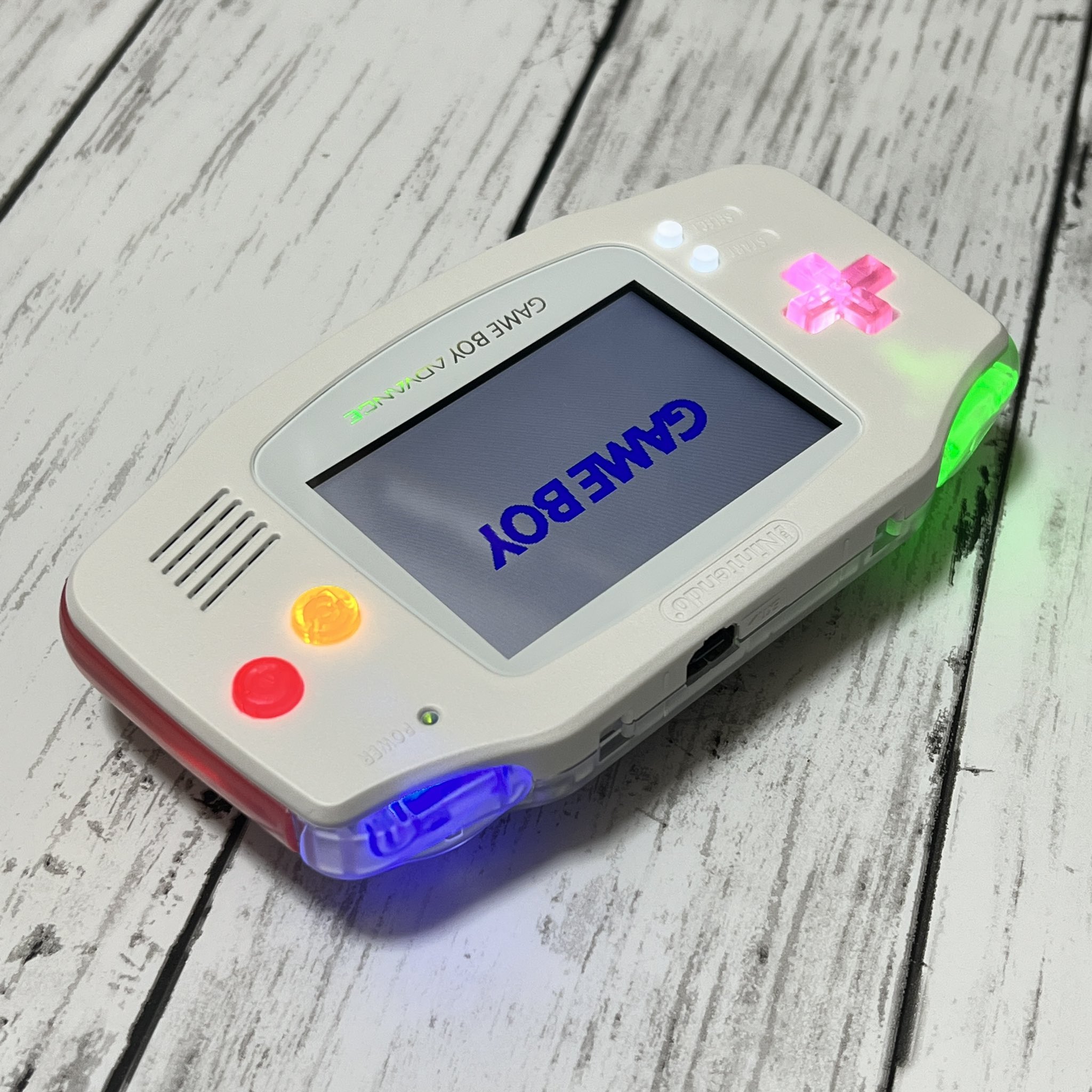 【公式】ヒミツノバ/HIMITSUNOVA on Twitter: "一見普通のクリアとクリアピンクのボタンを使ったGBAですが… 電源を入れるとSFCモデルに変身します🤣 LEDの光を邪魔し ...