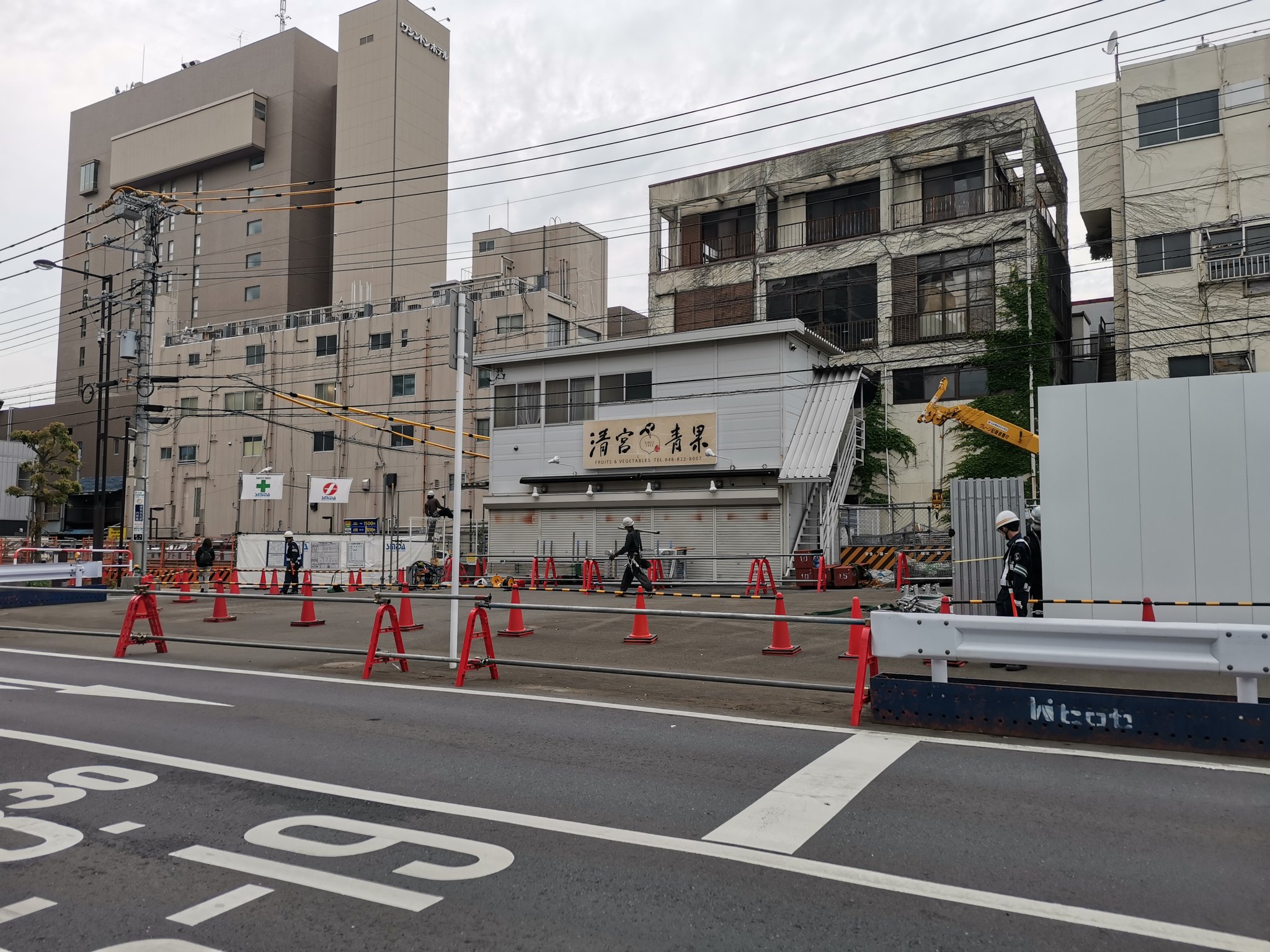 Urawacity.net（浦和シティネット） on Twitter: "清宮青果の前にたくさんあった紅白のやつが撤去されてました。日の出通りは産業道路まで片側2車線にするための工事が進んでい ...