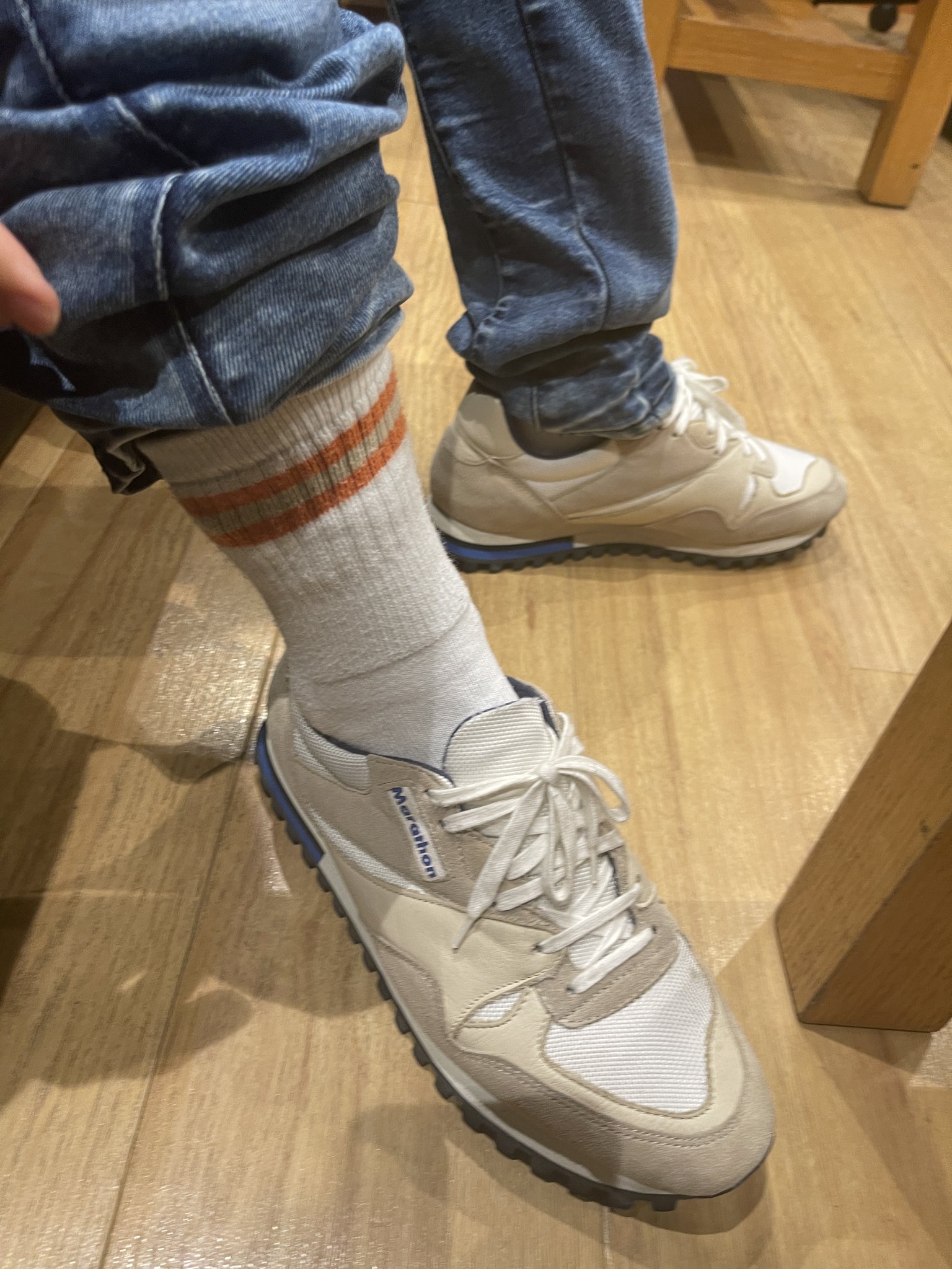 Chagestaff.jp on Twitter: "ずっとイブニングです。 Chageさんのお仕事の合間に撮らせて頂きました。 本日の靴下です！ 「Chageのずっと細道」東京公演の ...