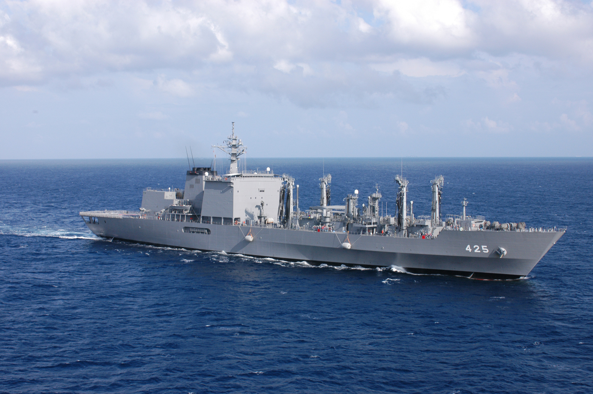 自衛隊石川地方協力本部＠公式 on Twitter: "😮自衛隊装備紹介👀 AOE-425 補給艦ましゅう 基準排水量13,500t 「とわだ」型より5,000t大型化し、補給物品や燃料の搭載 ...