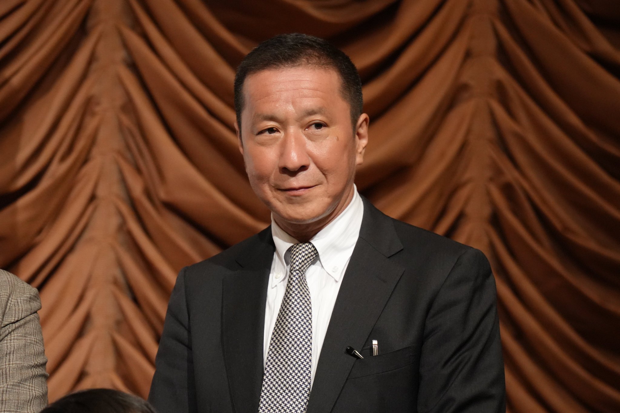 朝日新聞将棋取材班 On Twitter 北)名人戦第3局開会式での副立会人・豊川孝弘七段。本局における初手ギャグは「戦型予想名人は相懸かり、いきものがかりでいくのではないでしょうか