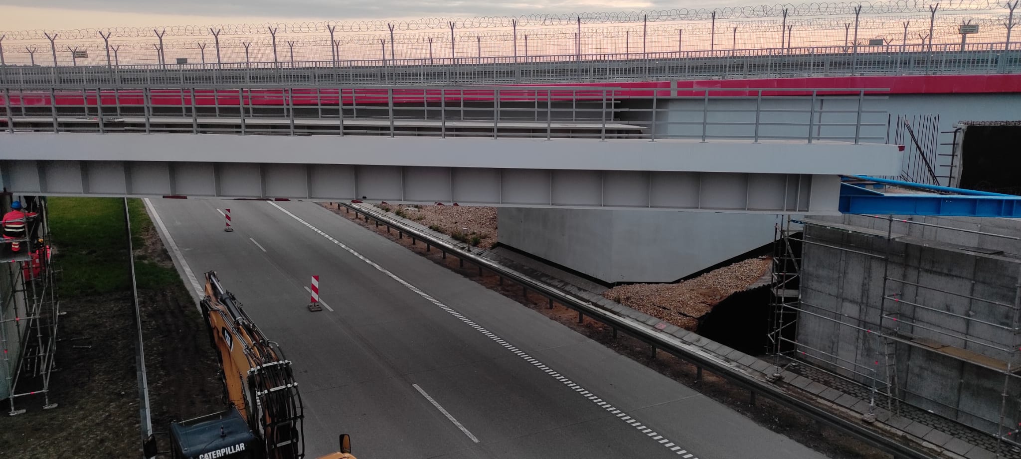 GDDKiA Katowice on Twitter: "Pierwszy etap nasuwania elementów konstrukcyjnych wiaduktu ...