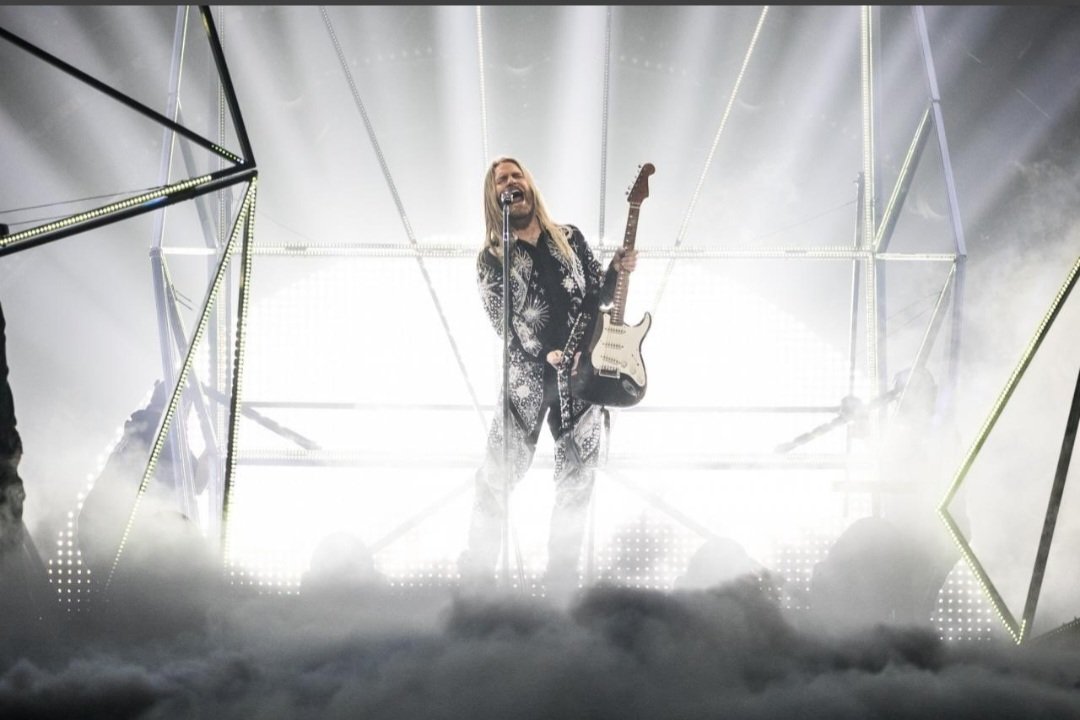 Sam's stage outfit 😍 : r/eurovision