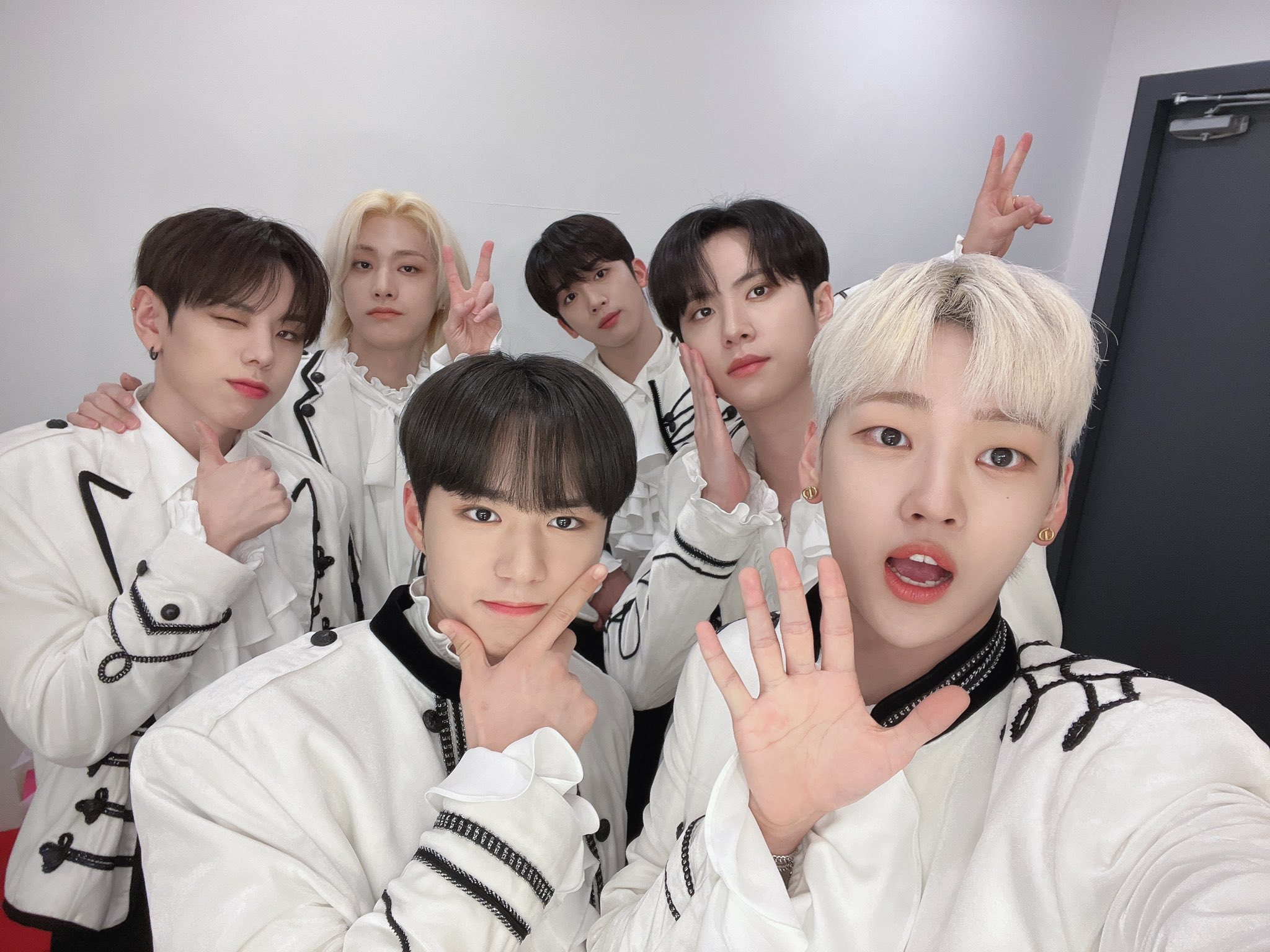 위아이weiofficial On Twitter 루아이나라 왕자님 위아이의 등장👑 새하얀 천사들과 만나 행복과 행운을 잔뜩 얻어가셨기를 바랍니다👼 위아이 Wei