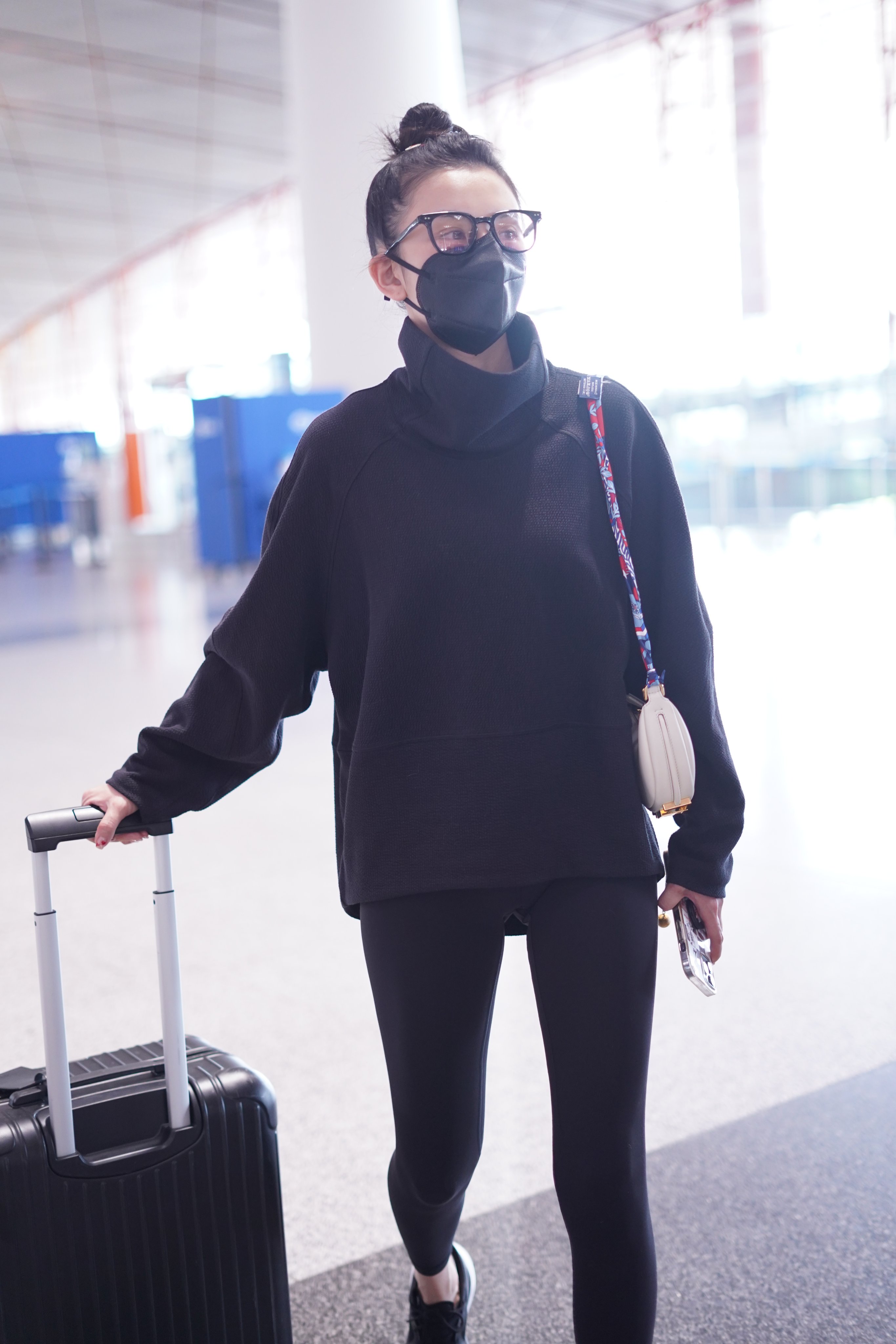 星图大海 on Twitter: "机场跟拍区，301 宋祖儿机场紧身瑜伽裤 186p+1v，户型都看出来，加个滤镜骆驼指明显，也是最近买断图流出，自购链接：https://t.co ...