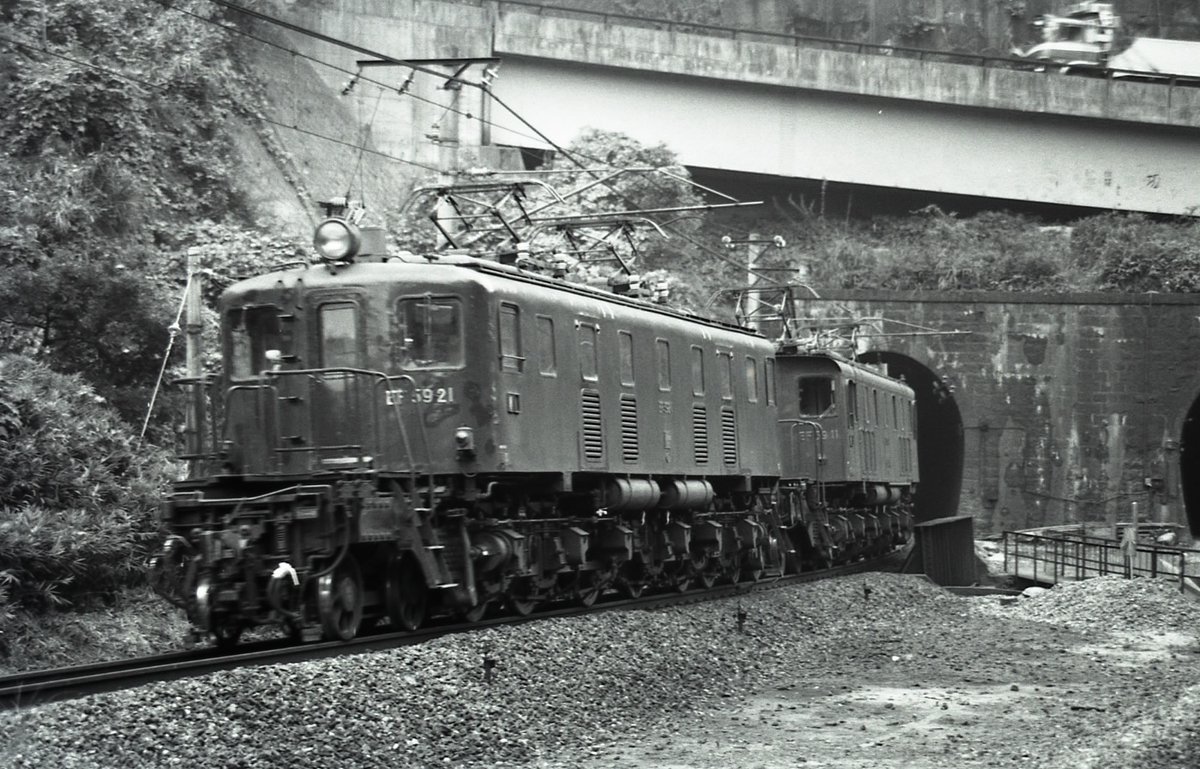 北鉄⭐️⭐️⭐️ on Twitter: "#EF59の日 #EF5921 #セノハチ #国鉄時代 EF56 2号機から改造された21号機 この丸形のボディスタイルに下枠交差のPS22形 ...