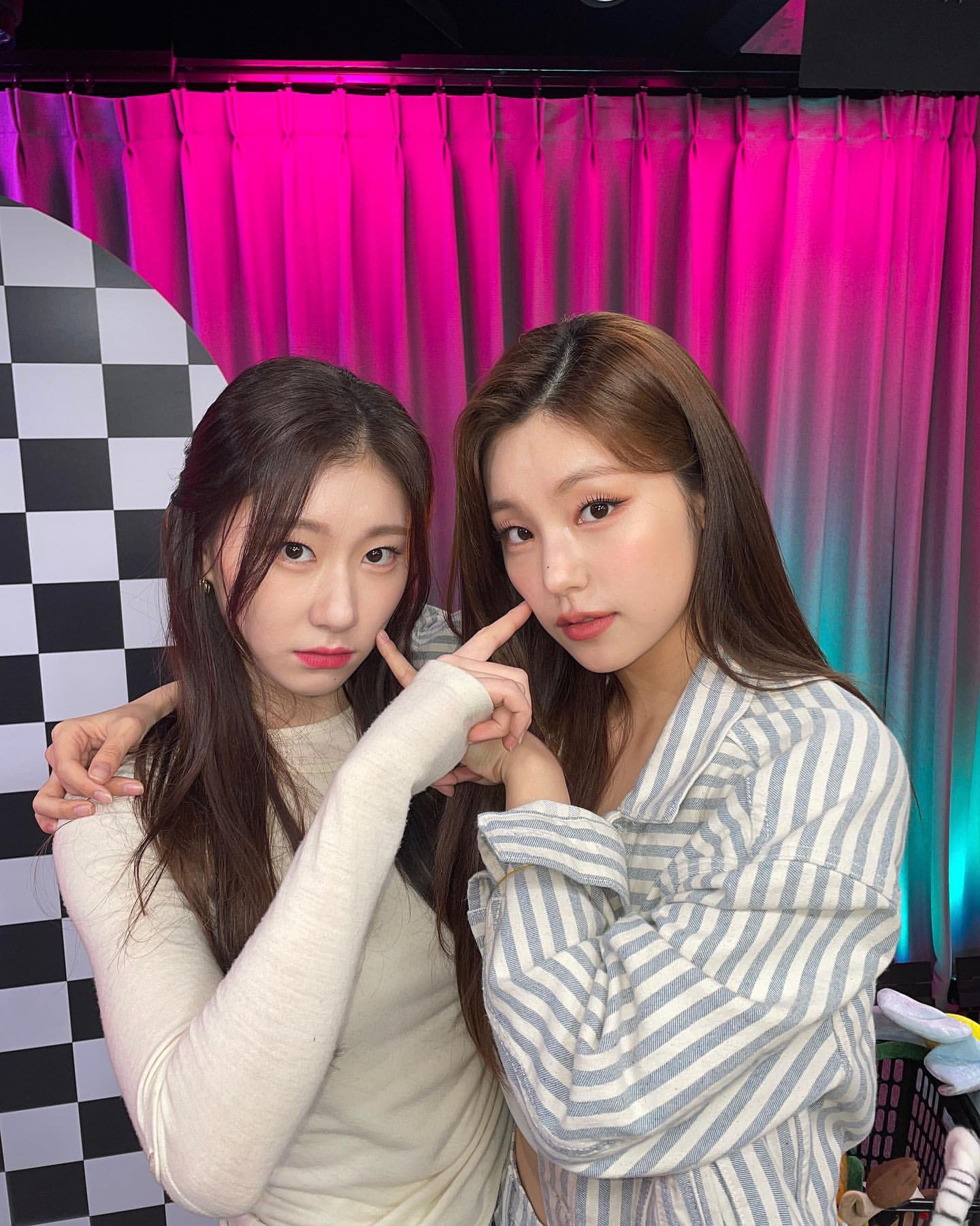 daitzy on Twitter: "있스타 🖤💜💙🤍💝 빈틈있지2 EP.01 Special Behind Photo https://t.co/TjhAaWaNh3 #있지 #예지 ...