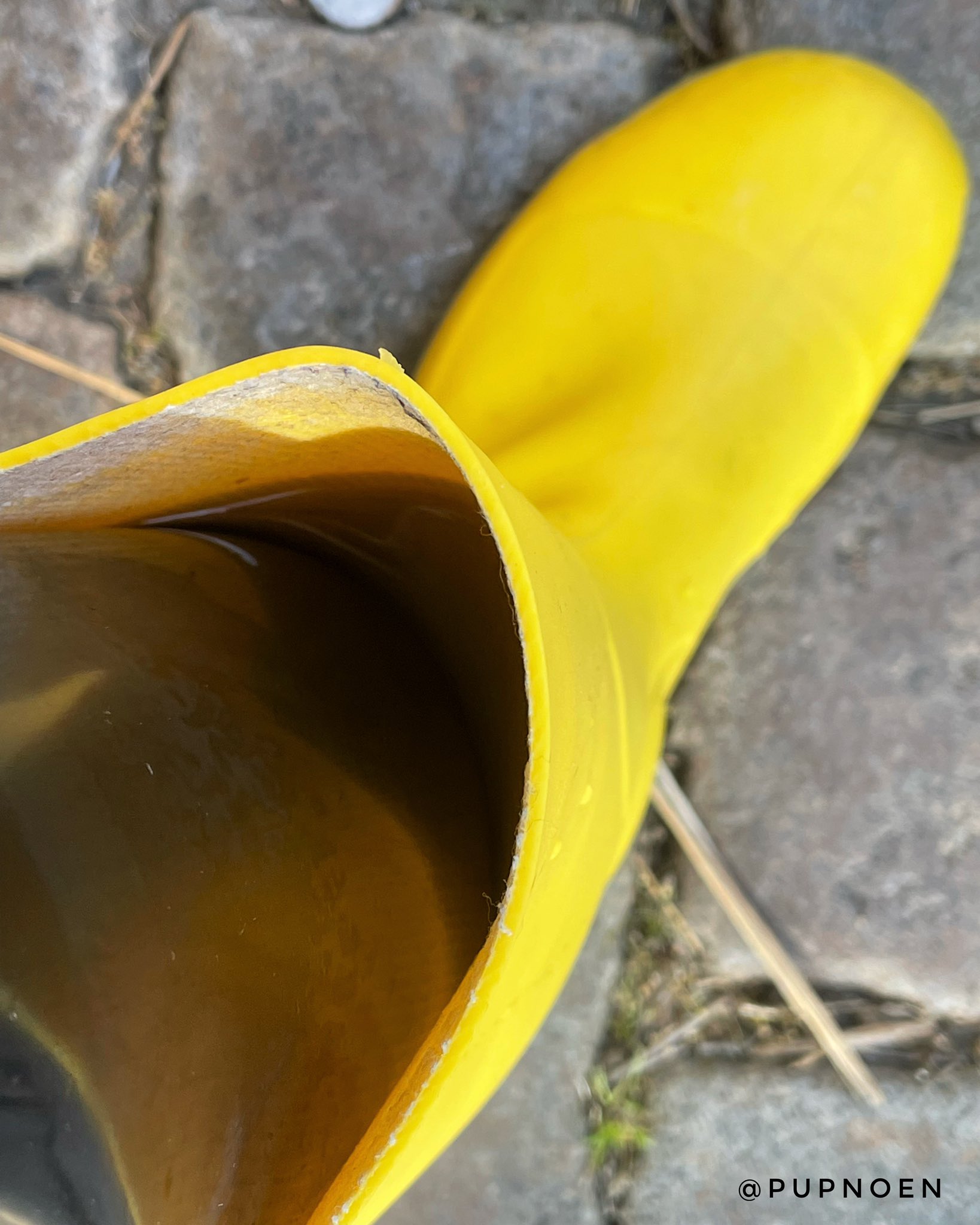 Noen on Twitter: "As the diaper couldn’t take it anymore, the warm piss flowed on my legs ...